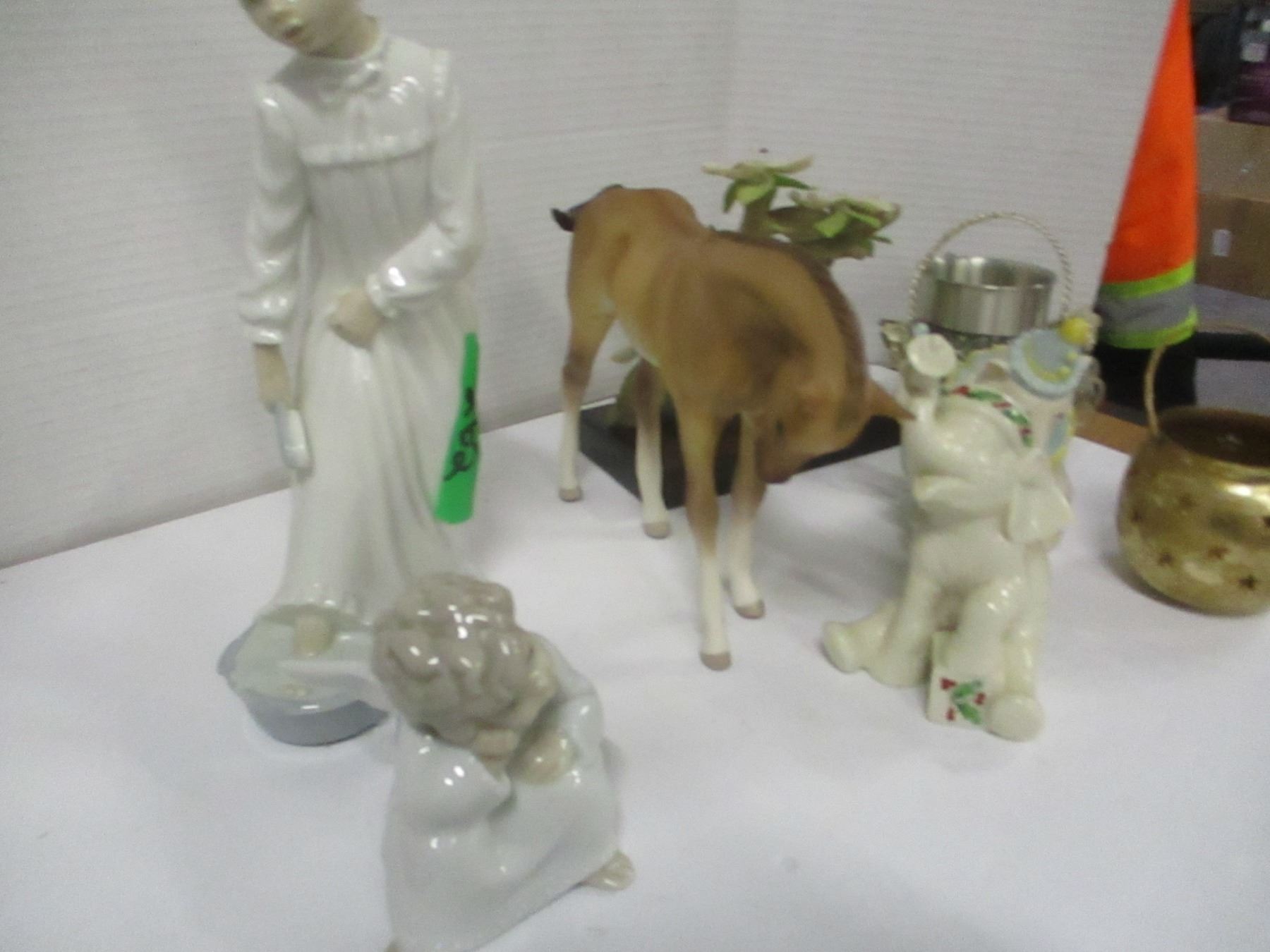 ESTATE: FLAT C/W ASSORTED ORNAMENTS