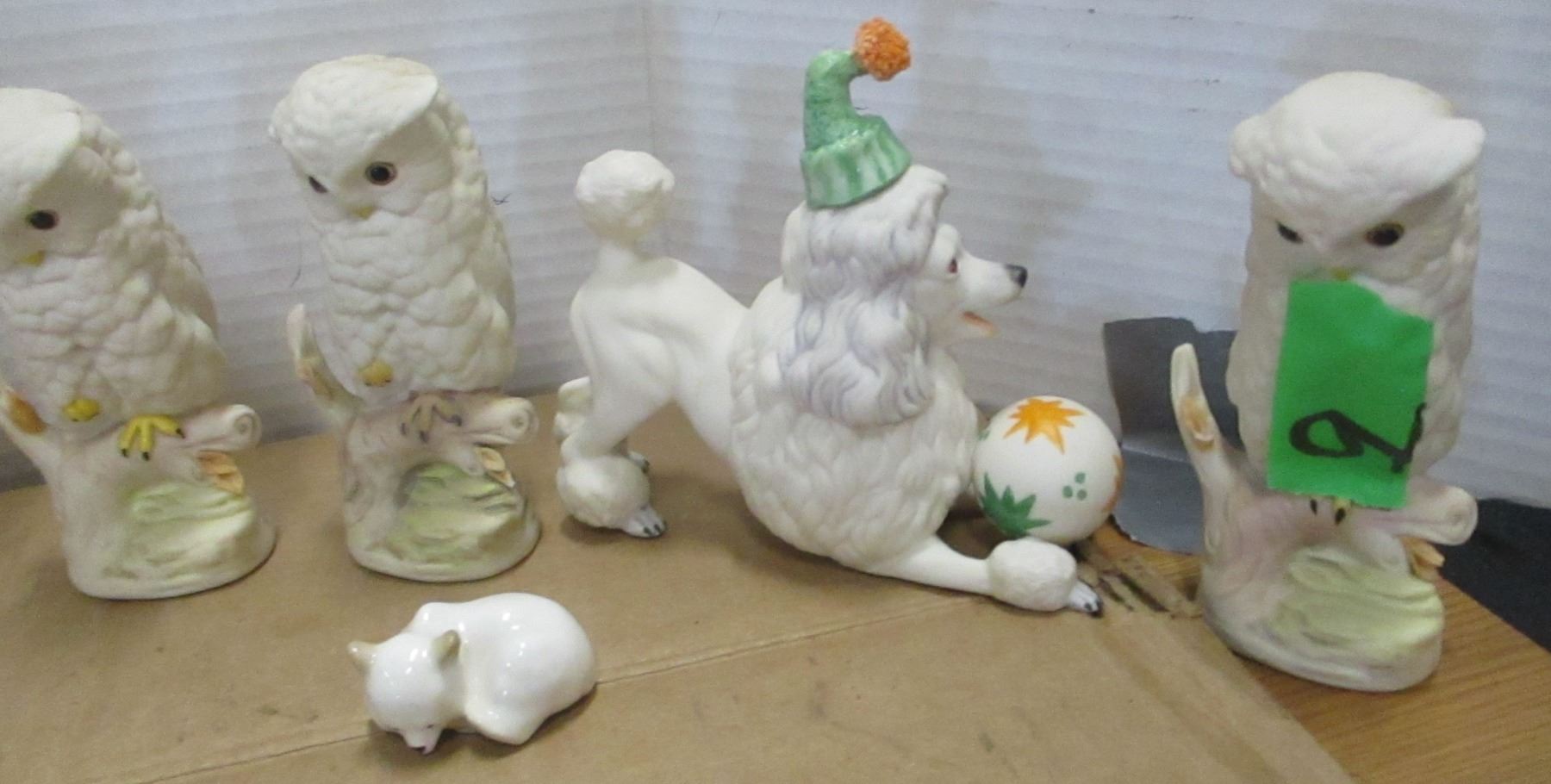 ESTATE/COLLECTABLE: FLAT C/W 10 ASSORTED ORNAMENTS (OWLS, DOGS, LAMB, ETC)