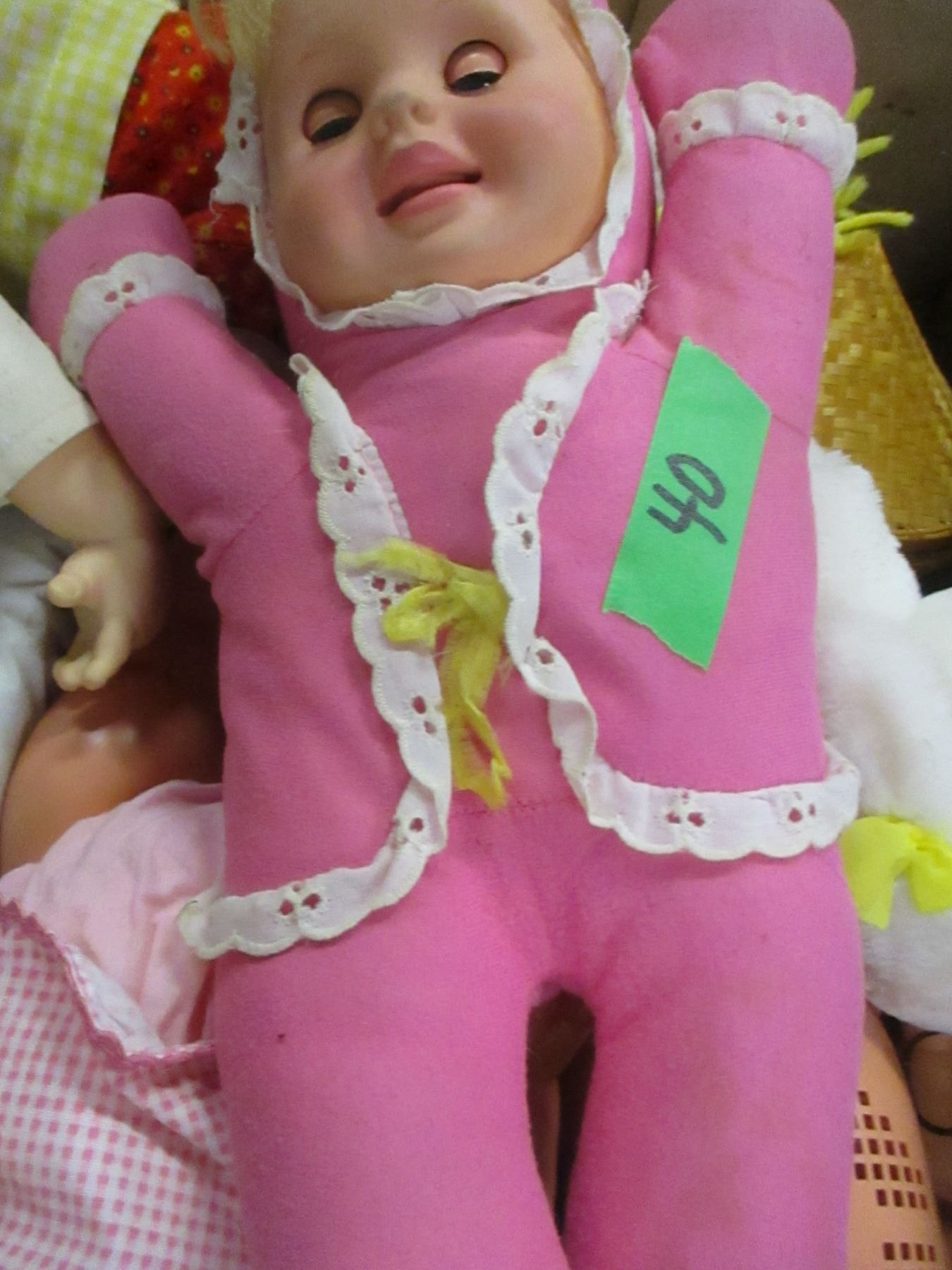 ESTATE/COLLECTABLE: FLAT C/W ASSORTED DOLLS