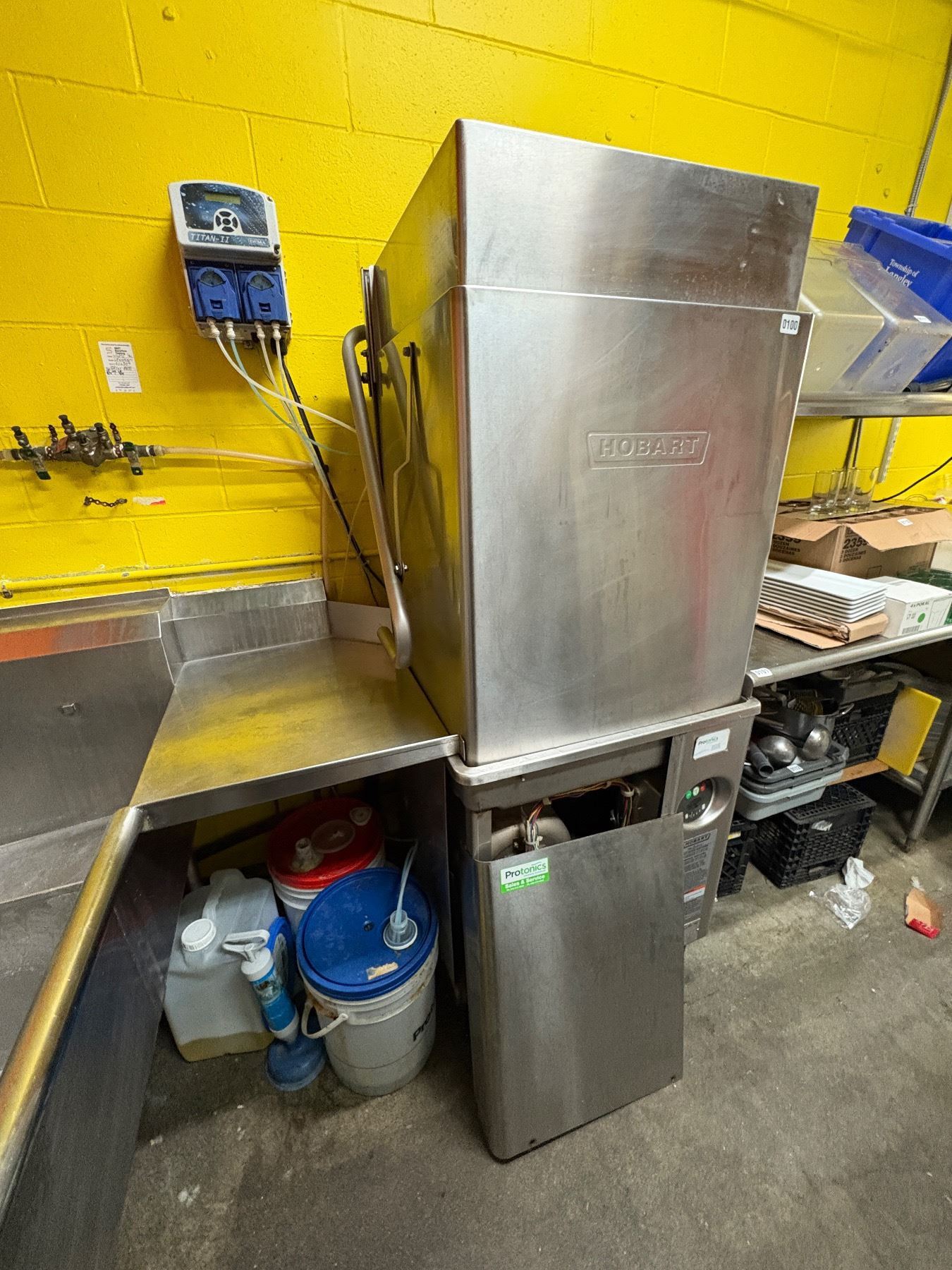 Hobart Model AM15T stand up low tall temperature door type commercial ...
