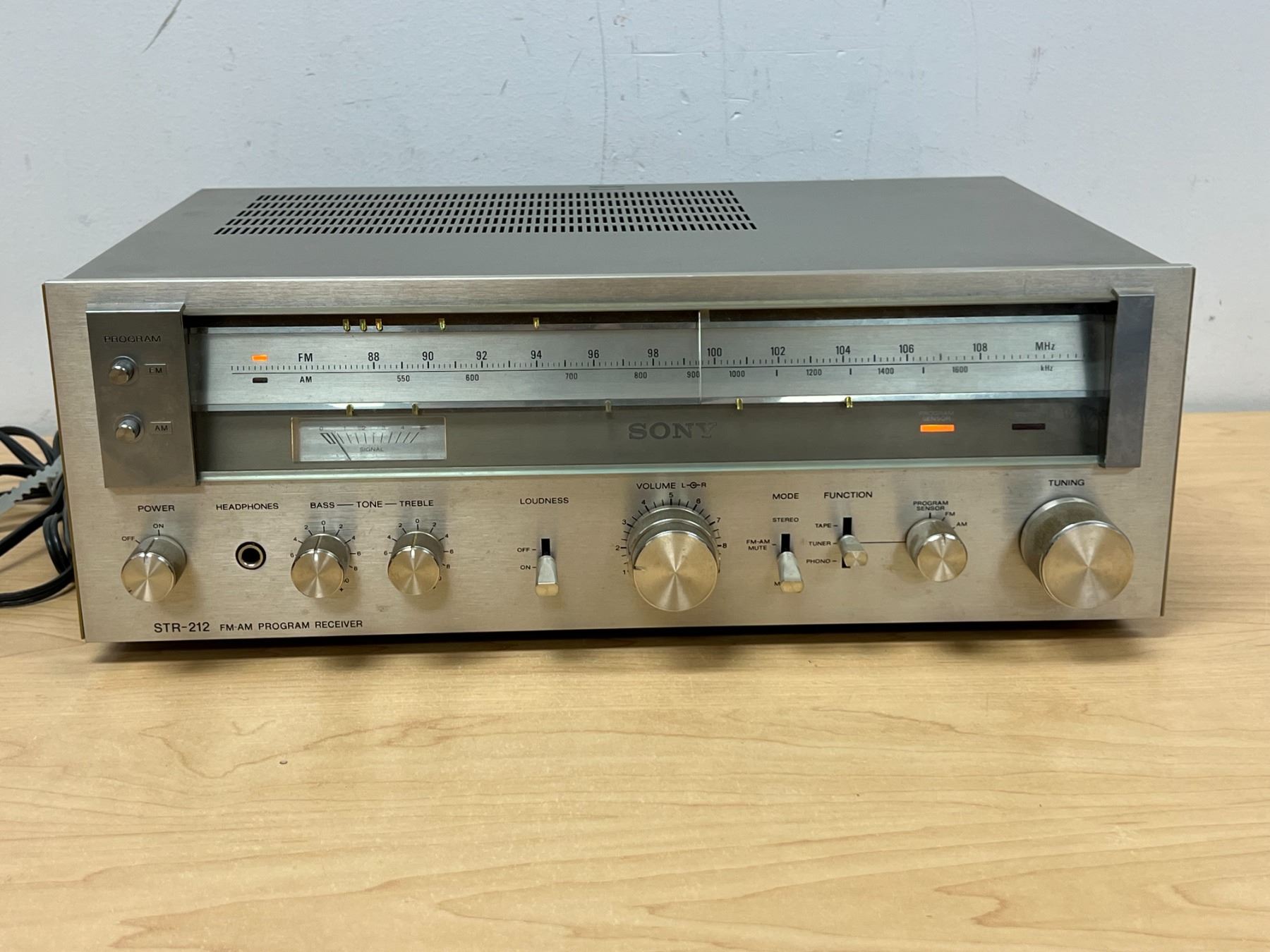 Sony FM/AM Receiver STR-212 (see all photos, not tested)
