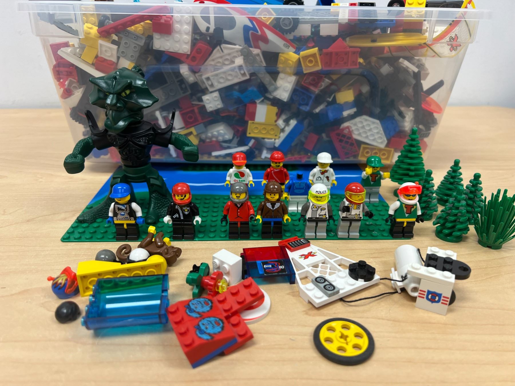 Container of LEGO pieces & Minifigures Minifigs (container approx: 15x9 ...