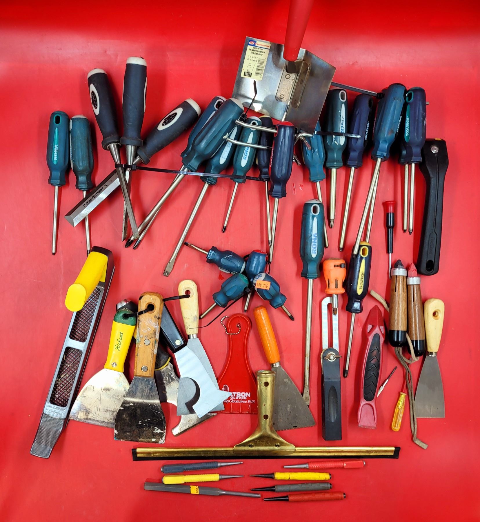 Screw Drivers, Paint Scrappers & Tool Lot