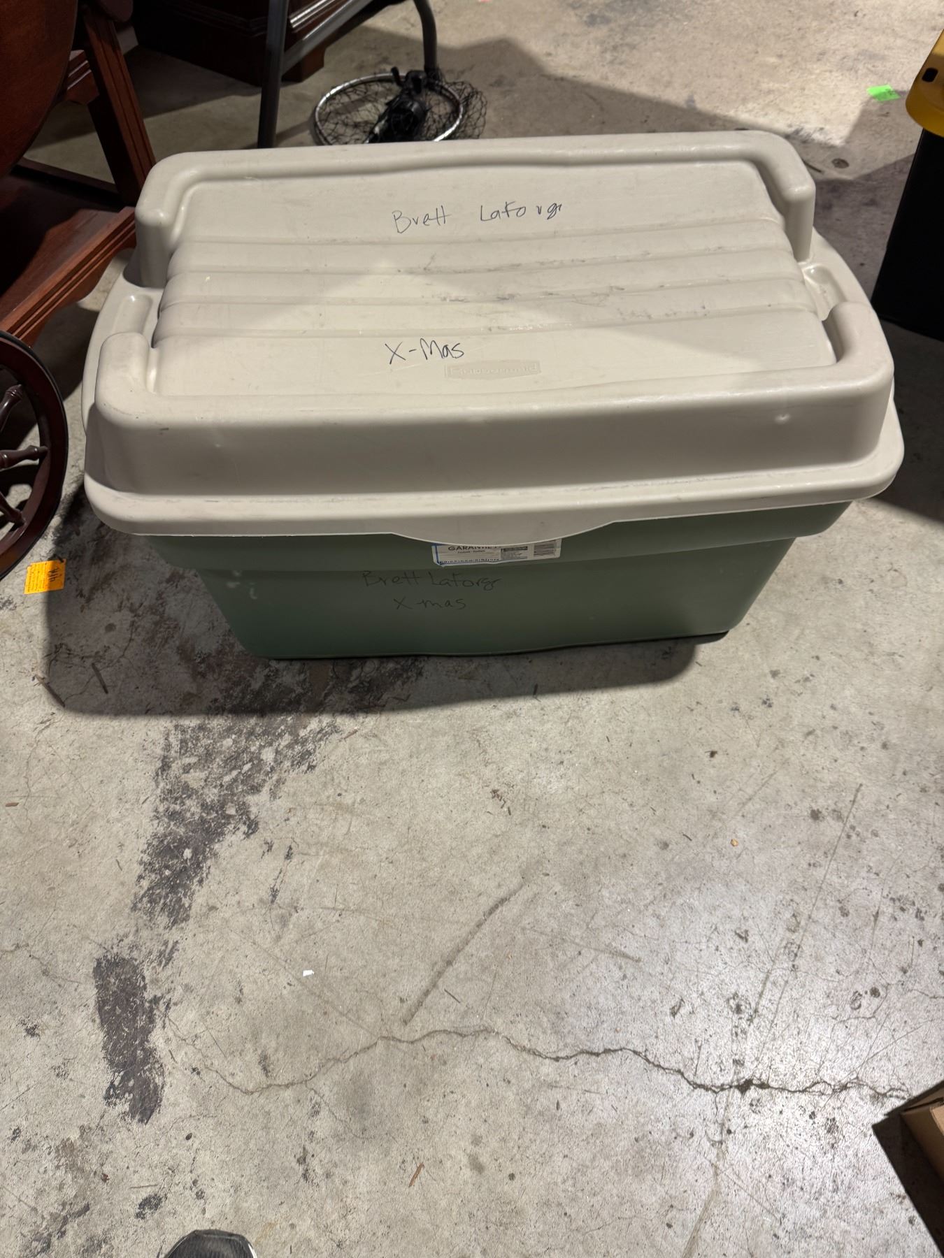 Rubbermaid bin with lid