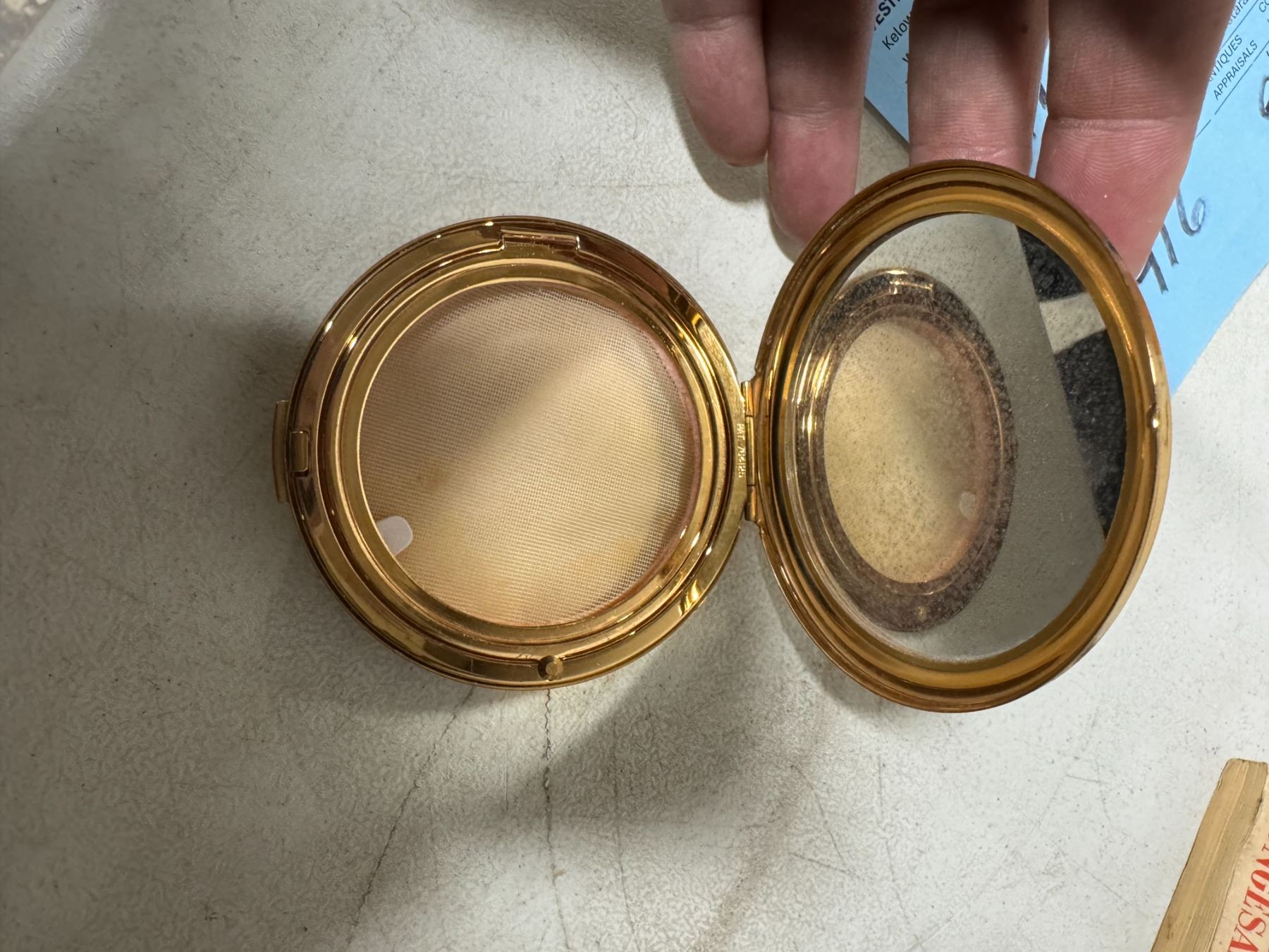 Made in England, Stratton compact