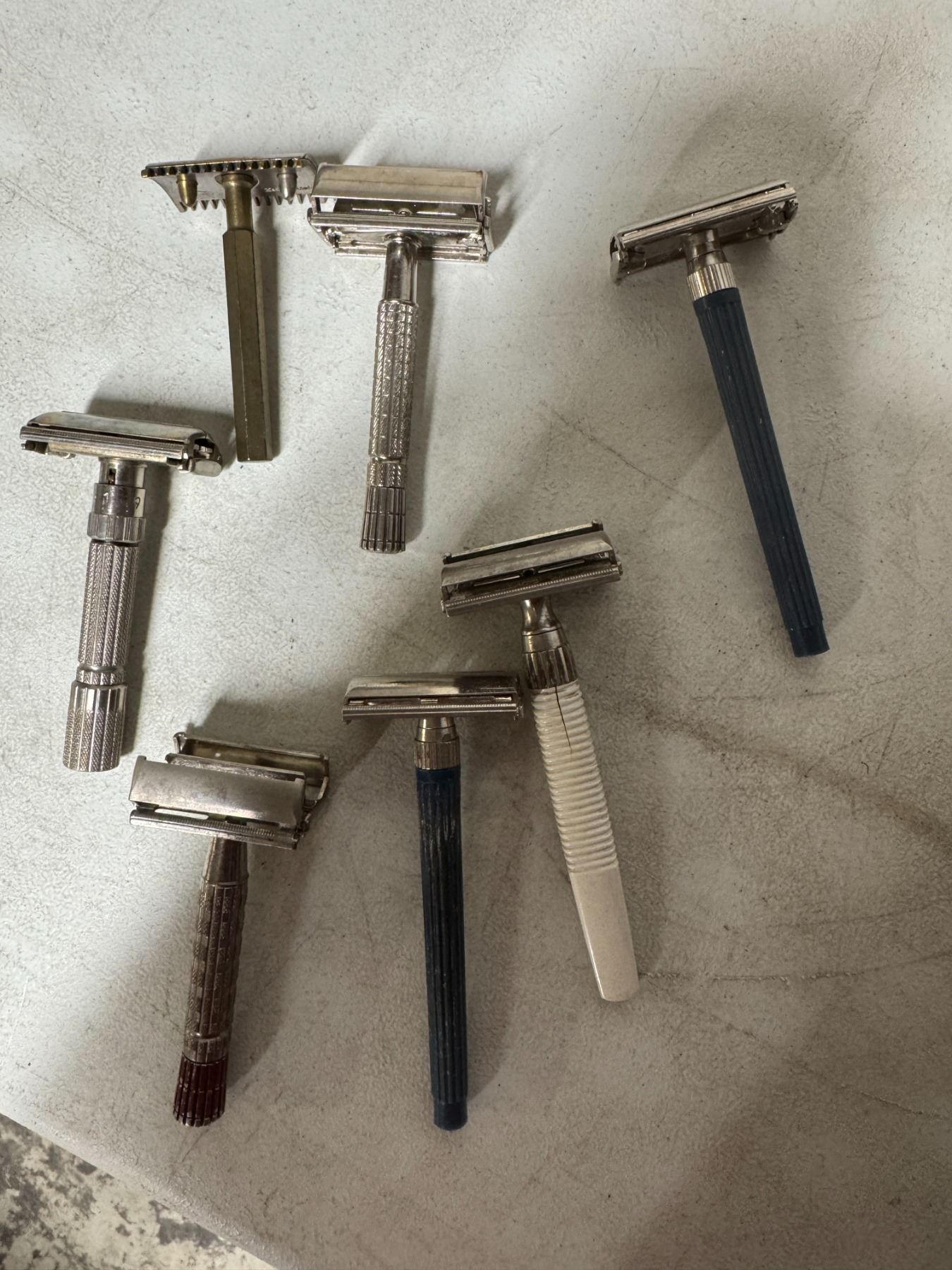 Assorted vintage razors