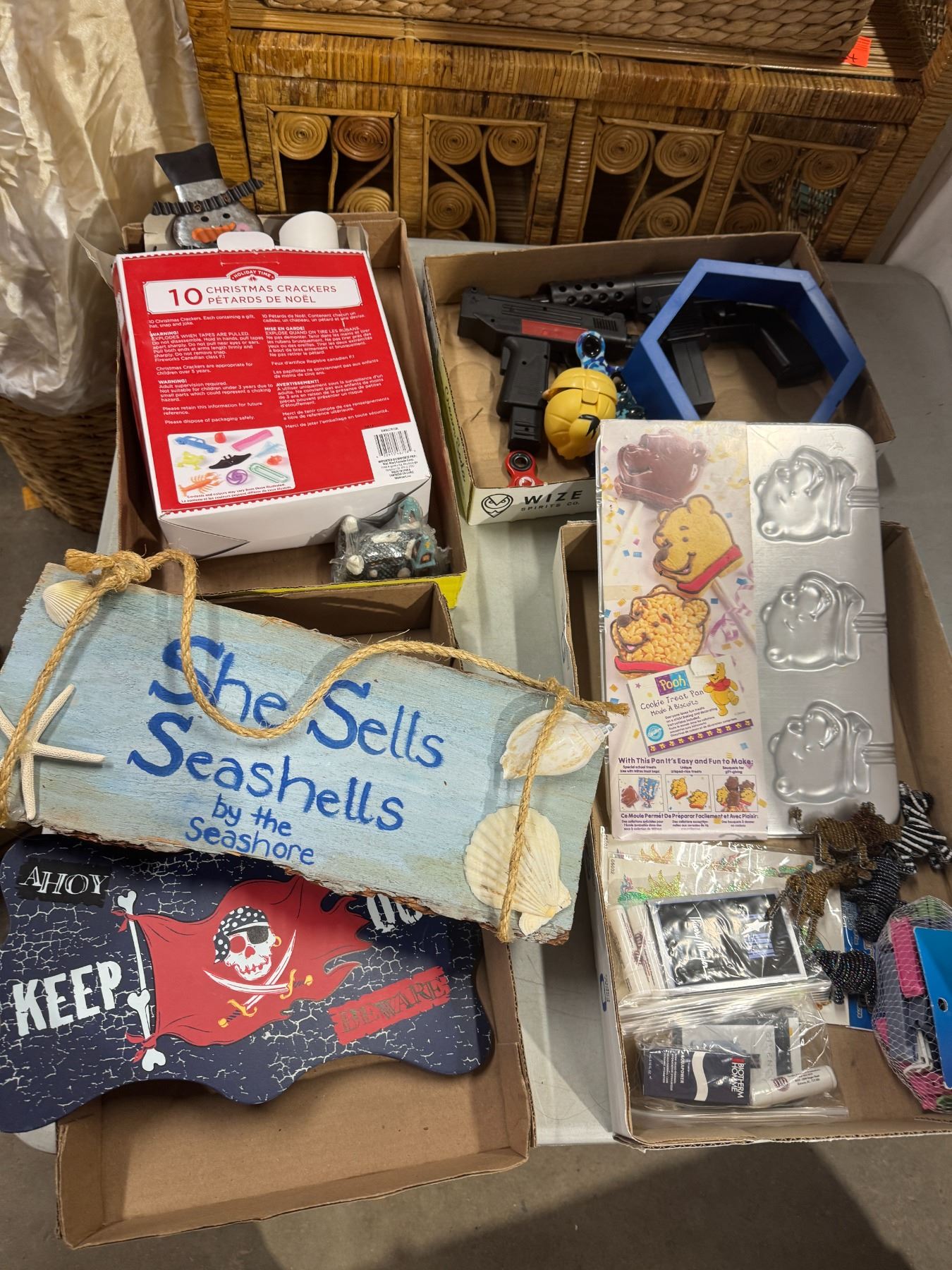 Toys, decor, baking sheet, etc.