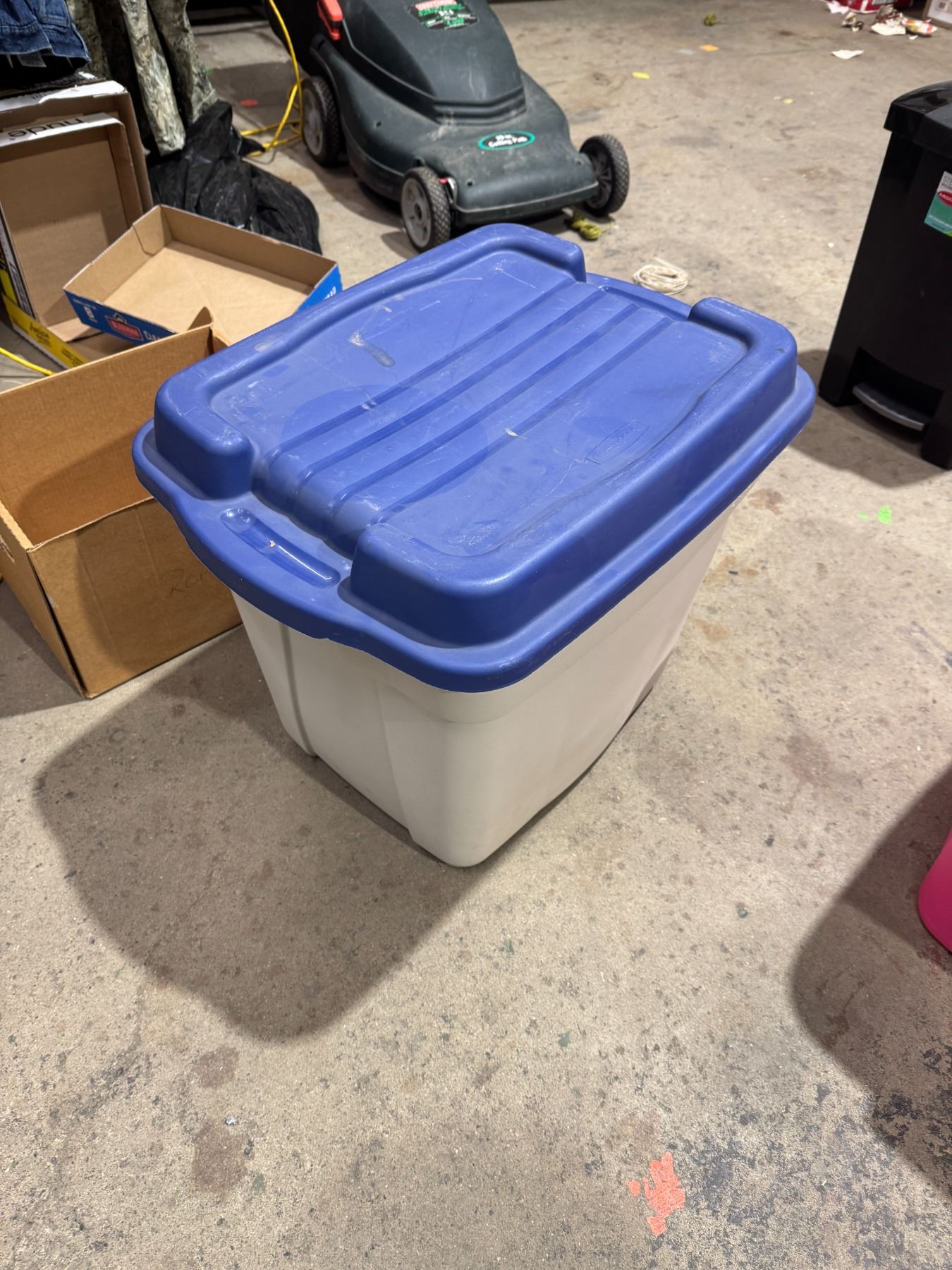 Rubbermaid storage bin