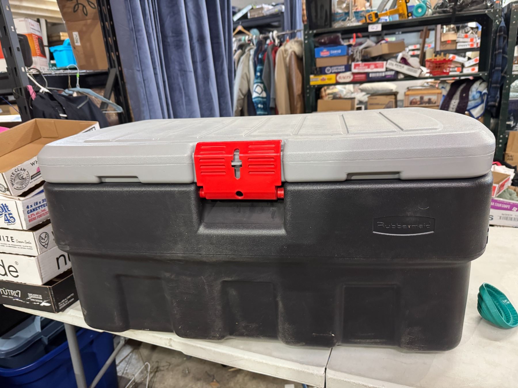 Rubbermaid storage bin