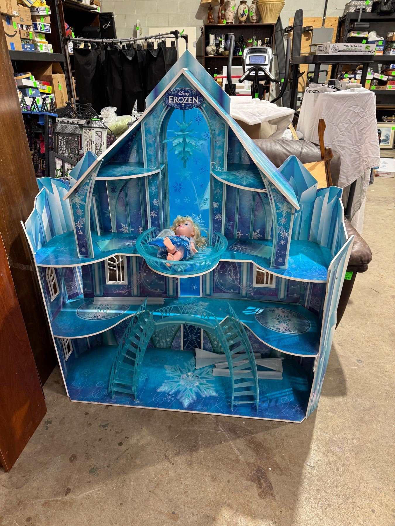Elsa Disney, frozen castle with Elsa doll