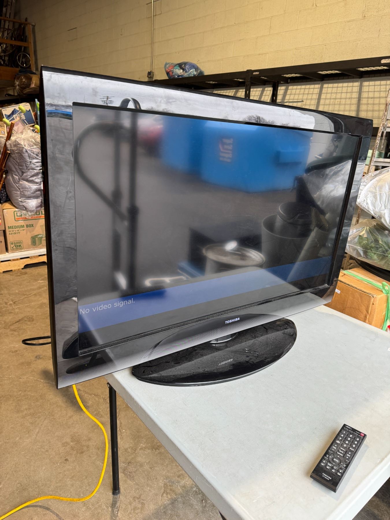 Toshiba, 40 inch TV with remote