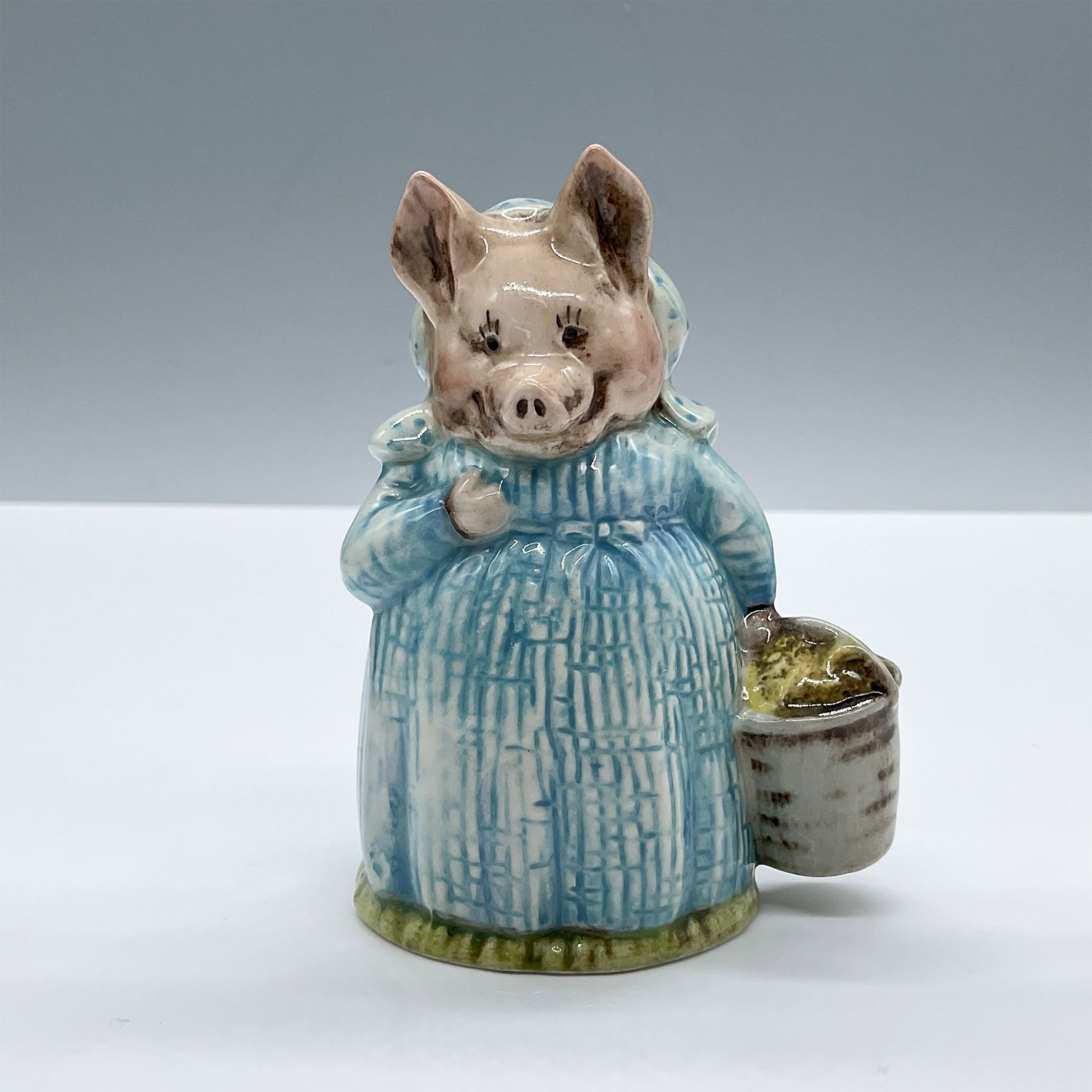 Royal Albert Beatrix Potter Figurine, Aunt Pettitoes