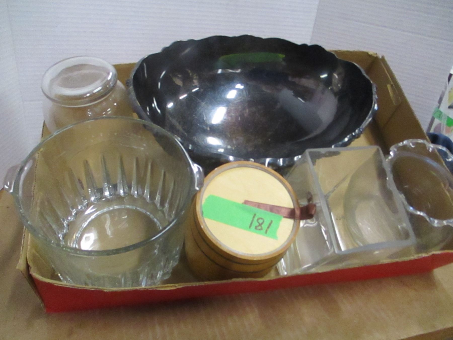 ESTATE/COLLECTABLE: FLAT C/W ASSORTED GLASSWARE