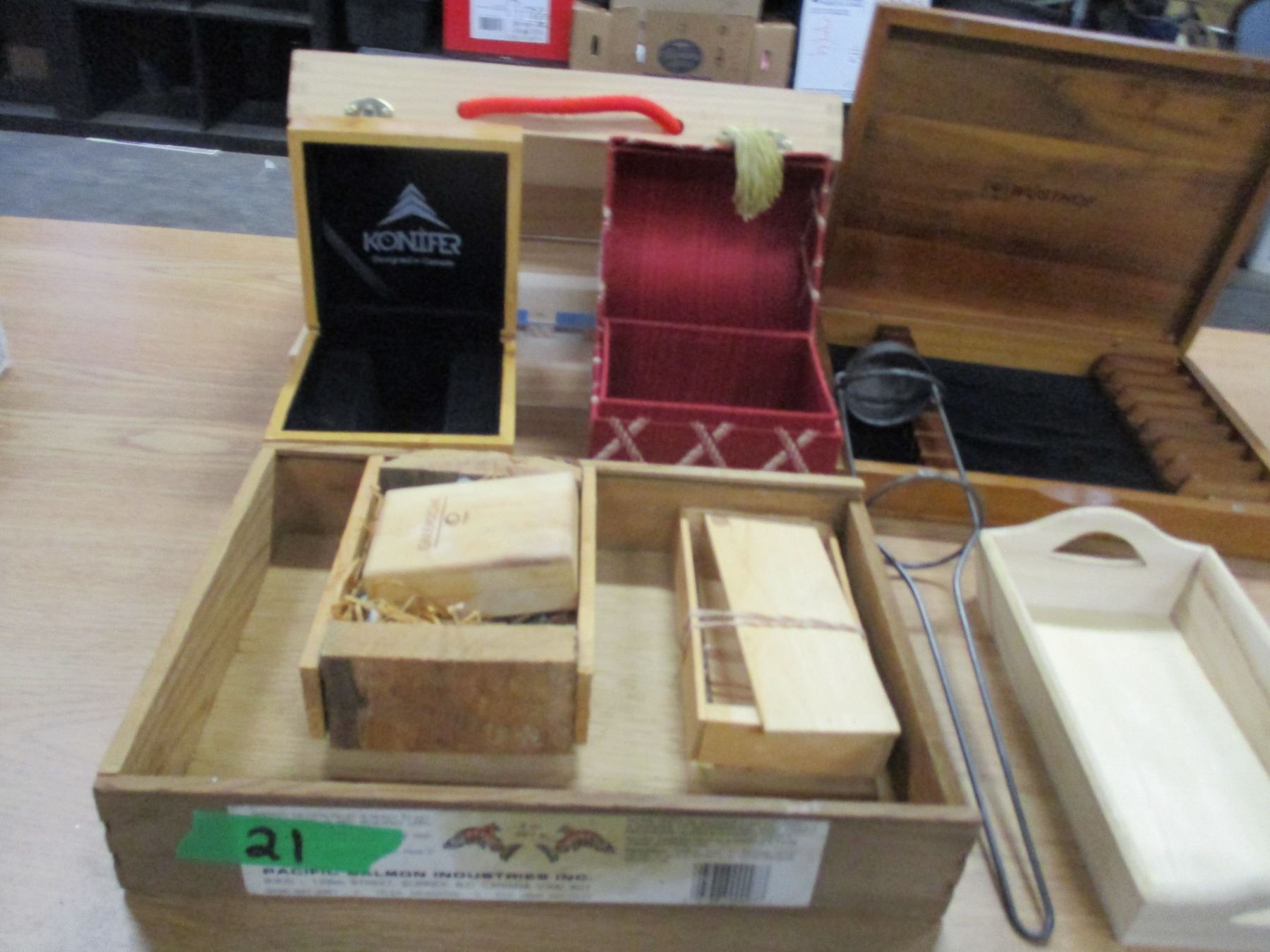 ESTATE: FLAT C/W ASSORTED WOODEN BOXES