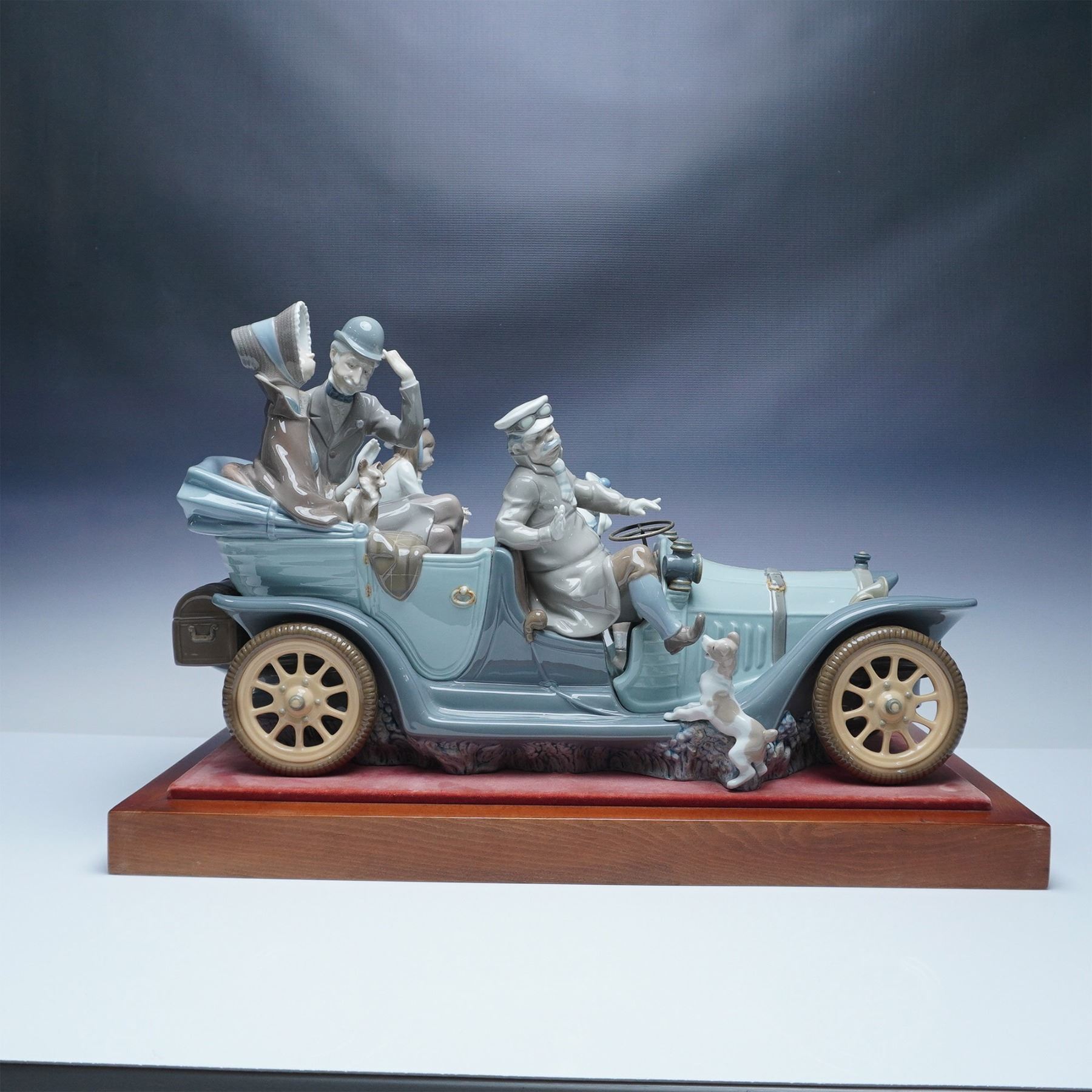 Lladro Family Rally Limited Edition Porcelain Figurine 01001146