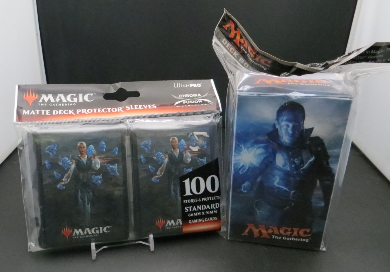 New Ultra Pro MTG Deck Box With Dice Tray & 100 Pack Sleeves