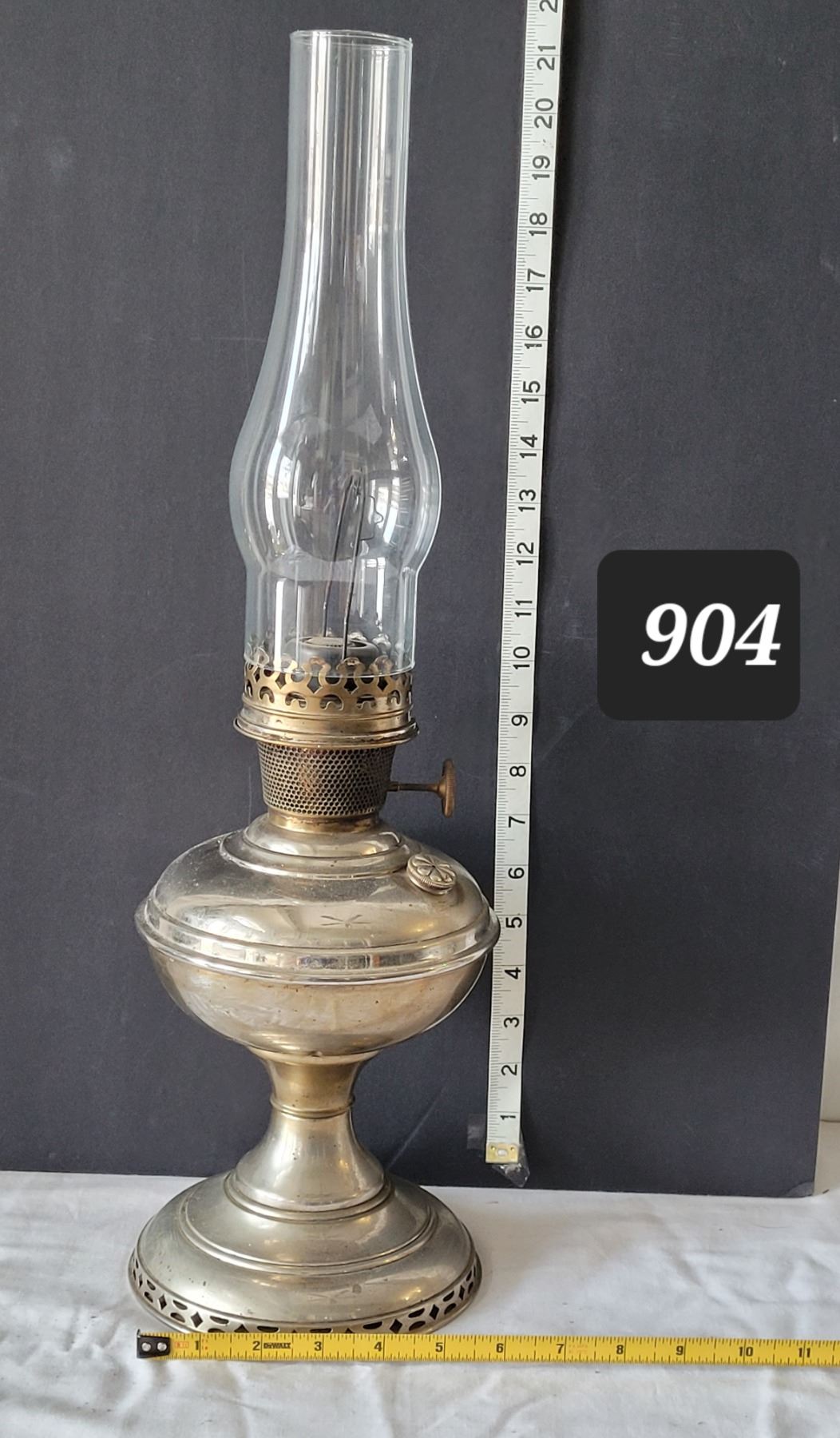 Antique 1914-1916 Aladdin Model 6 oil lamp. - Schmalz Auctions
