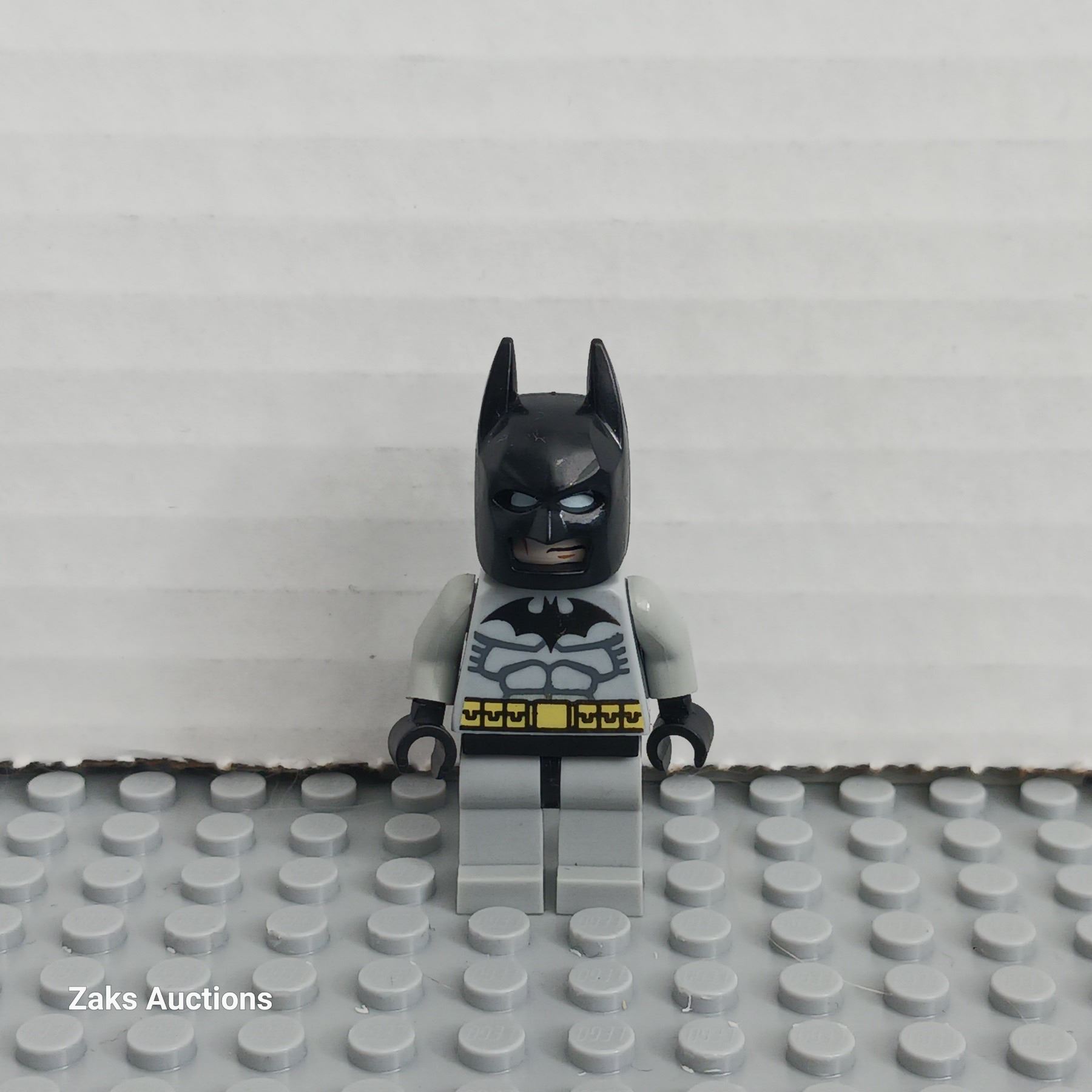 Batman - Light Bluish Gray Suit, Black Mask Minifigure