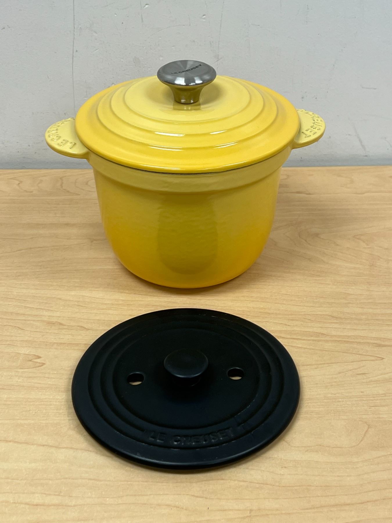 Le Creuset (France) Enamelled Cast Iron Pot (2 lids) - some use Approx ...