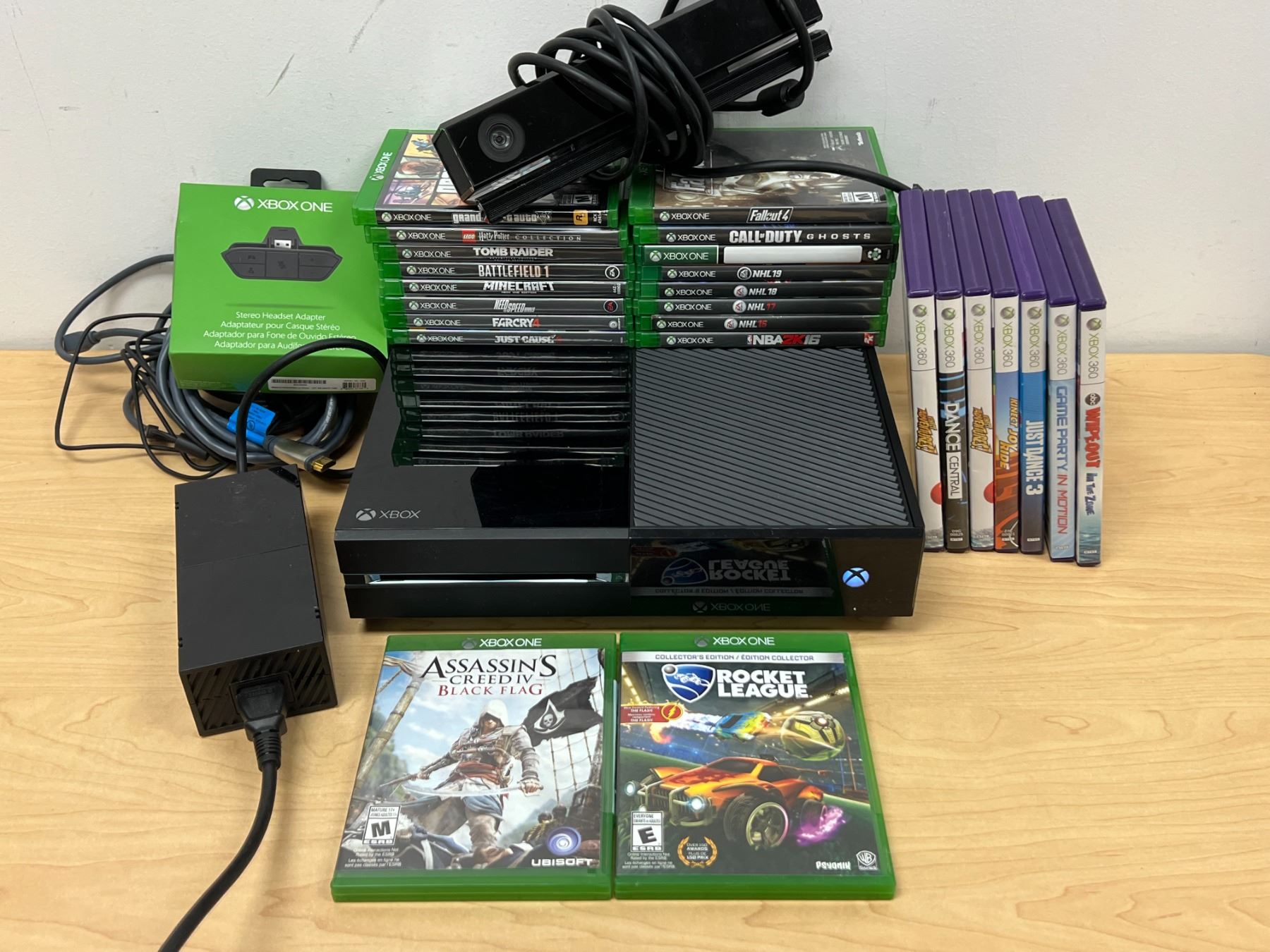 Microsoft XBOX ONE Bundle - see all photos, not tested