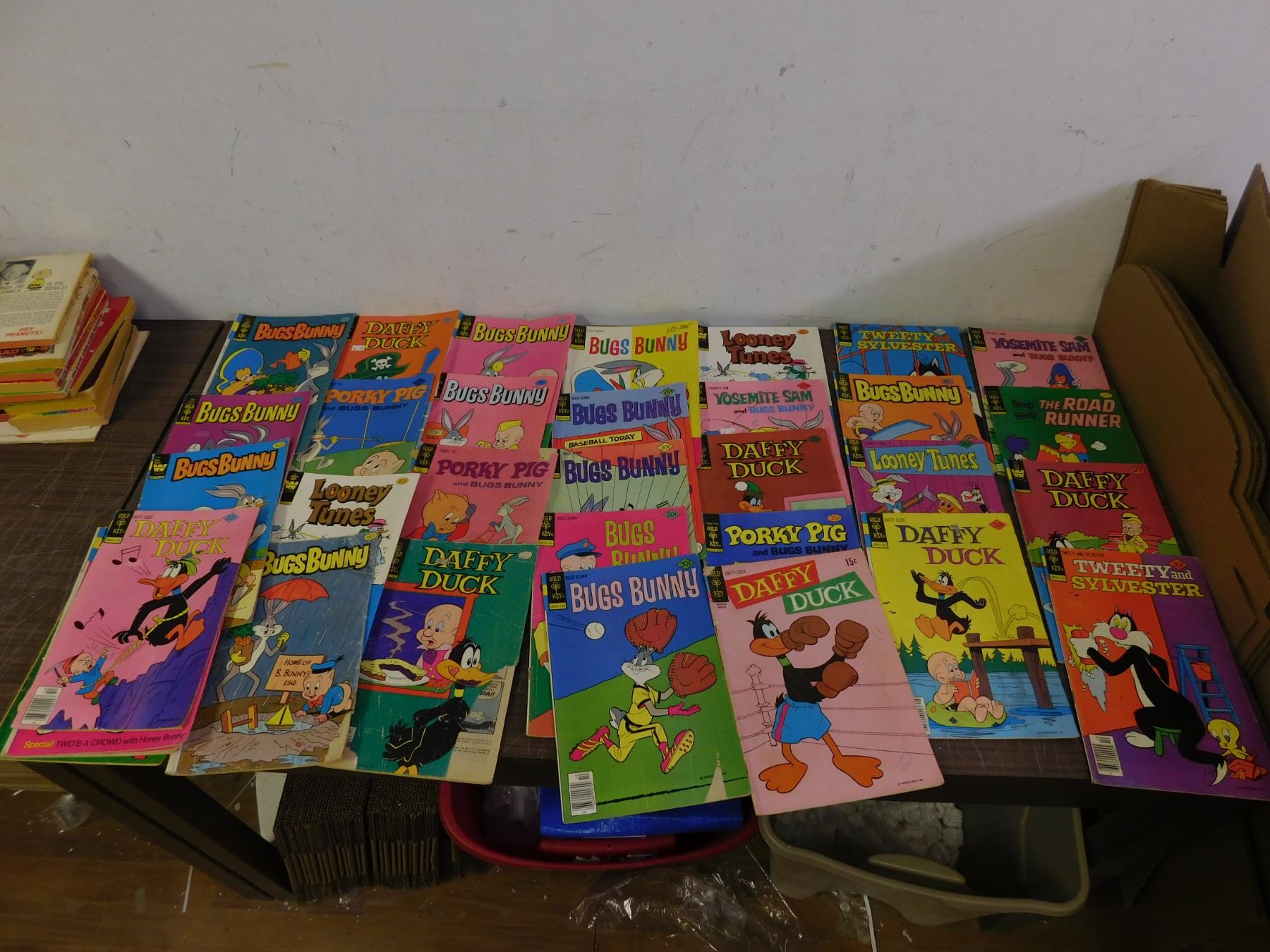 Lot of approx 35 Gold Key Whitman Looney Tunes Comics Bugs Bunny Daffy ...