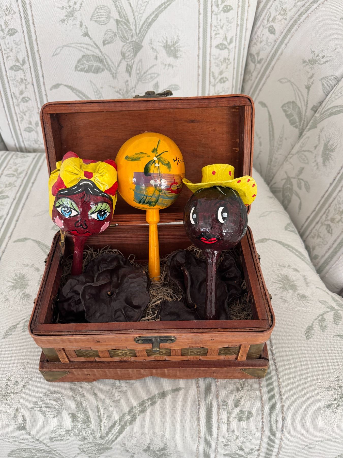 maracas in lidded box
