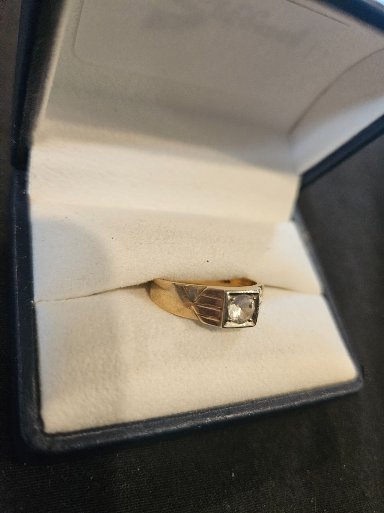 10K gold ring, size 7ish?