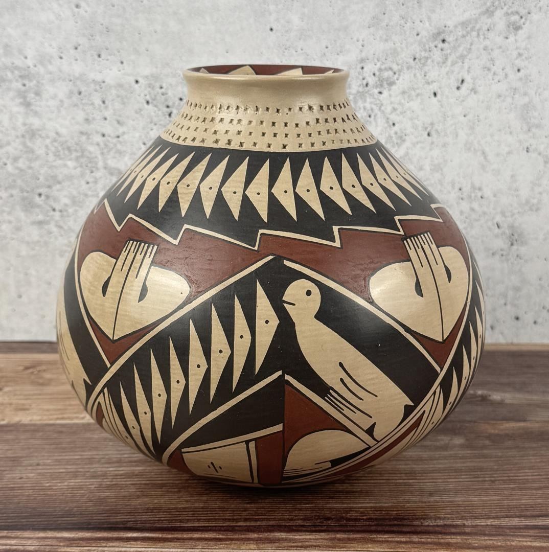 Victor Ortiz Mata Ortiz Pottery Pot Vase