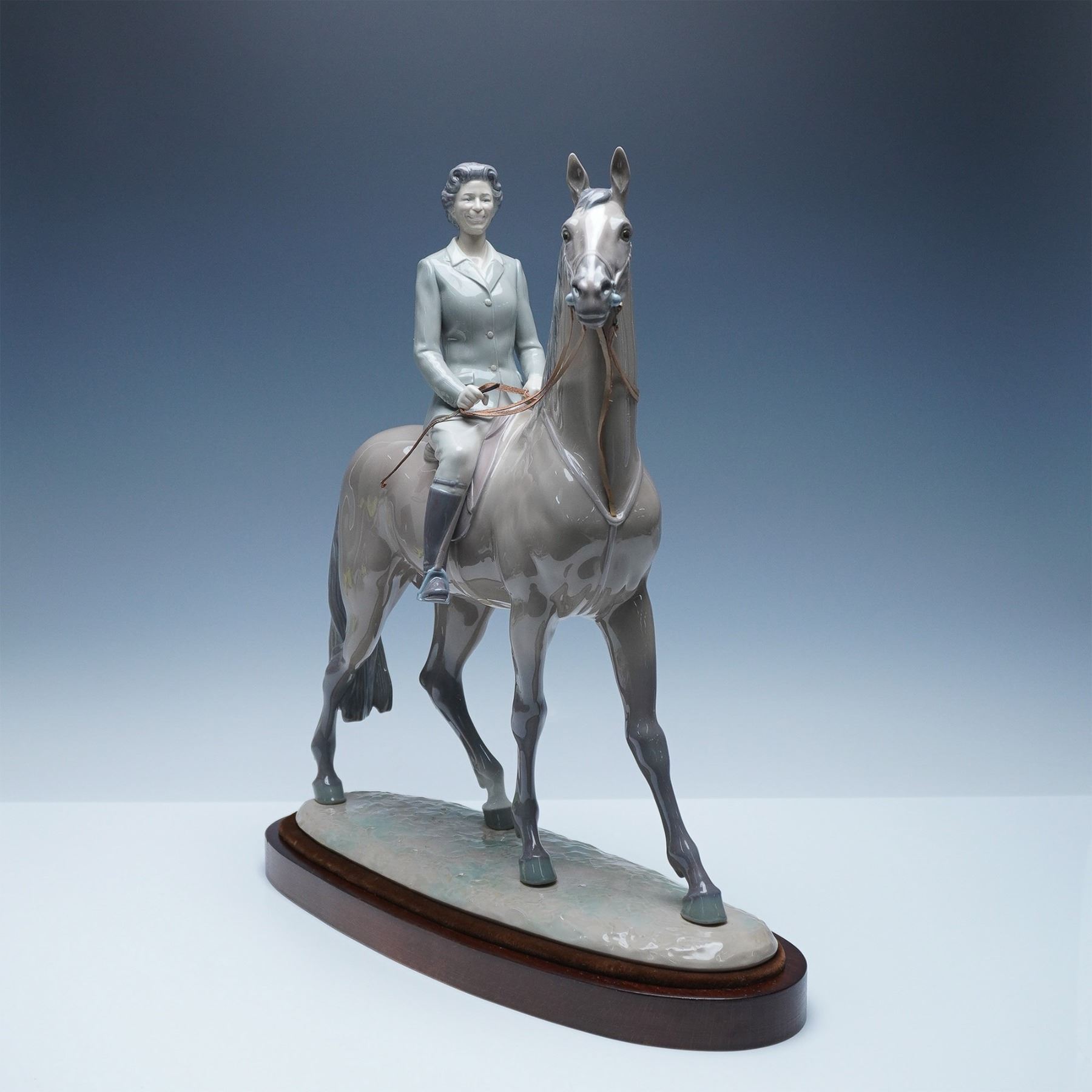 Lladro Porcelain Figurine, Queen Elizabeth II 01001275 + Base
