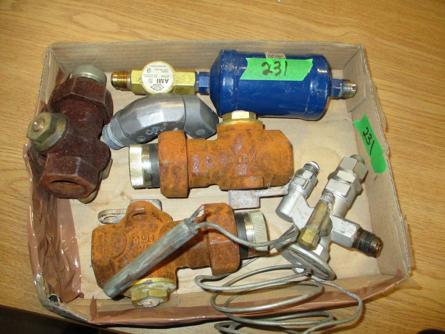 ESTATE: FLAT C/W ASSORTED VALVES