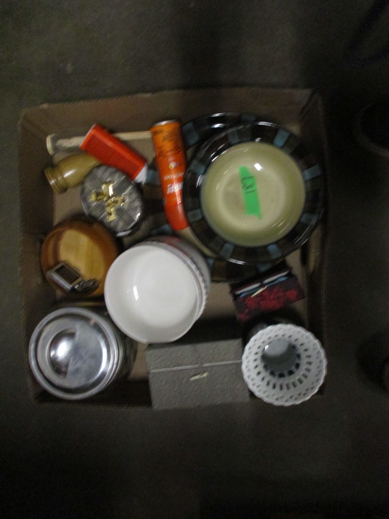 FLAT C/W ASSORTED GLASSWARE