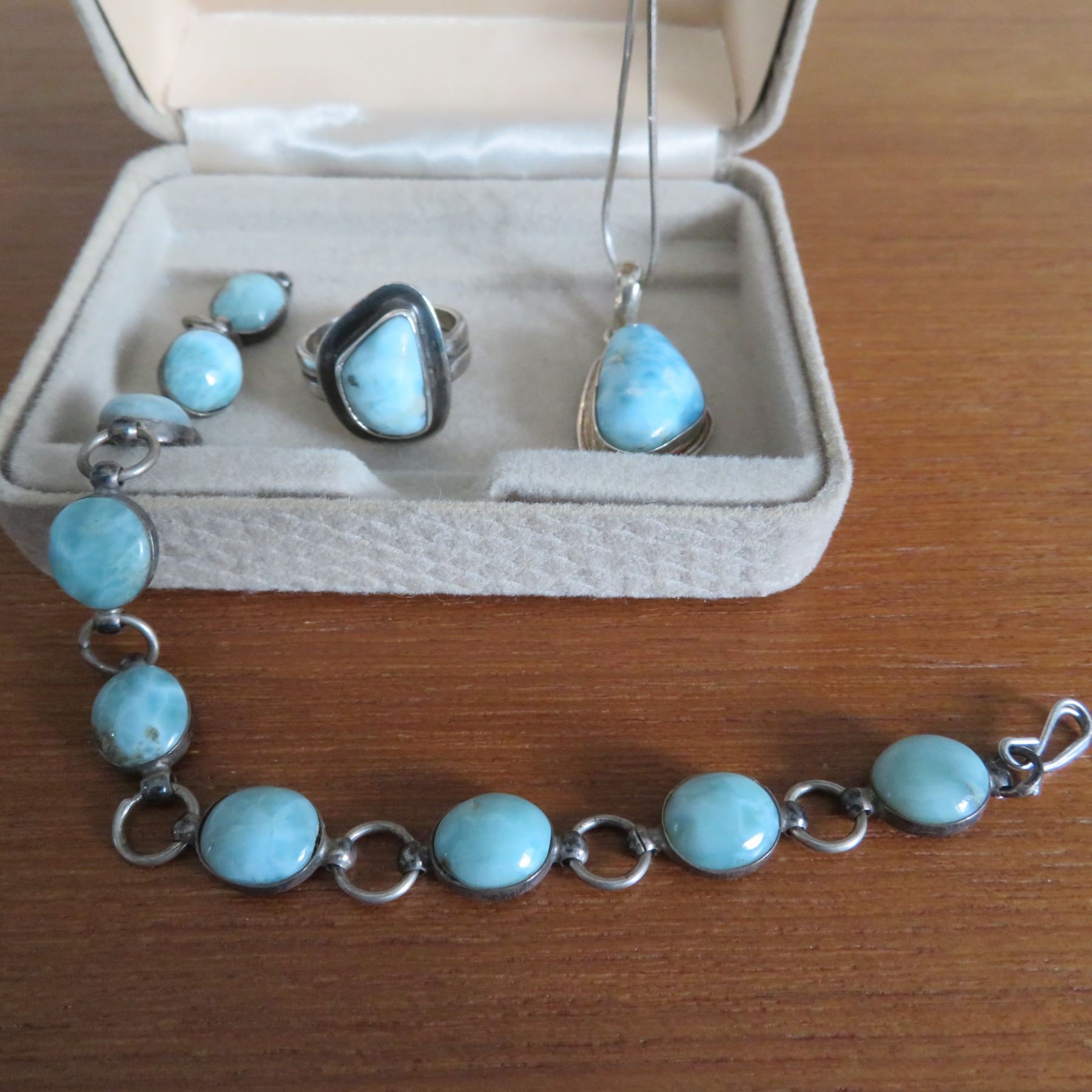 925 Silver matching pendant on chain, bracelet and ring (approx size 6 ...