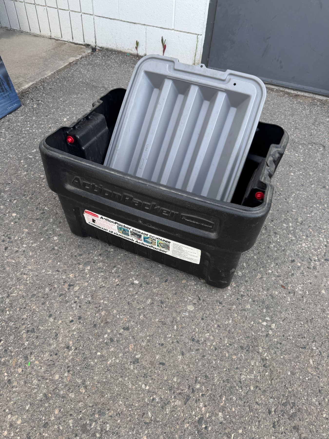 Action packer Rubbermaid container with lid