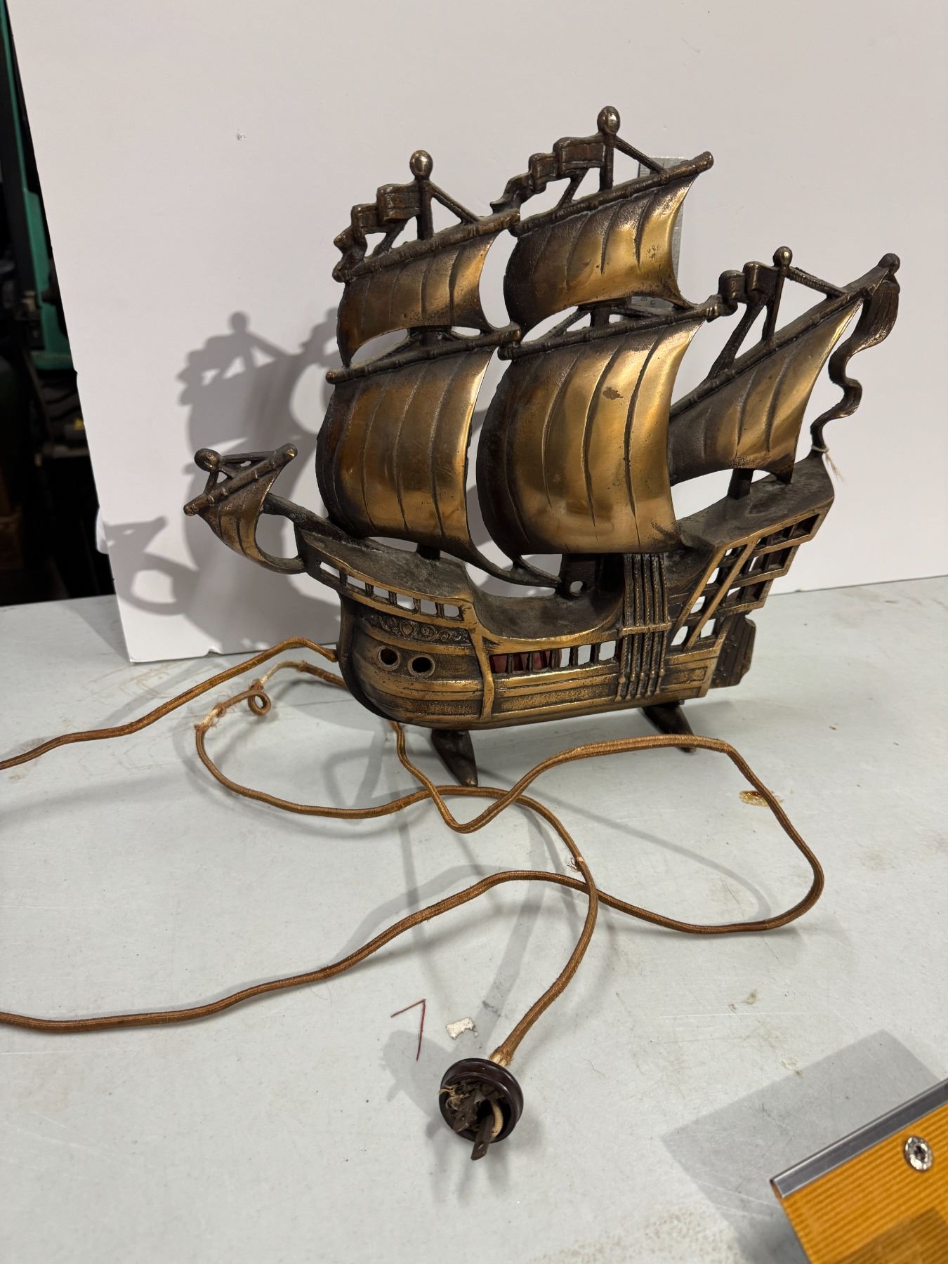 Heavy metal ship lamp needs new bulb