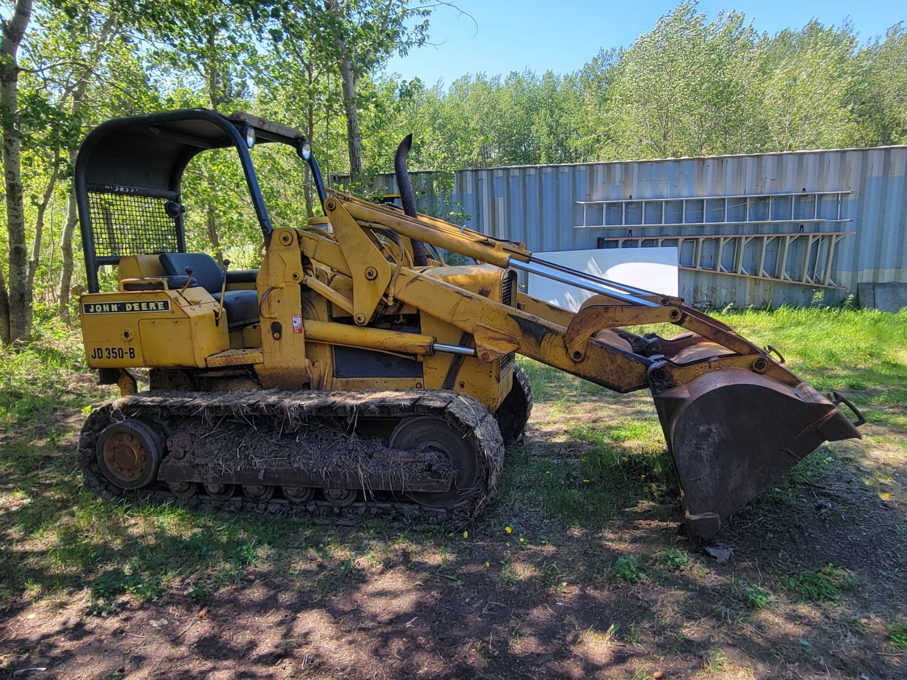 JD 350B Crawler Model 350B c/w canopy, bucket, s/n 1561761, running ...