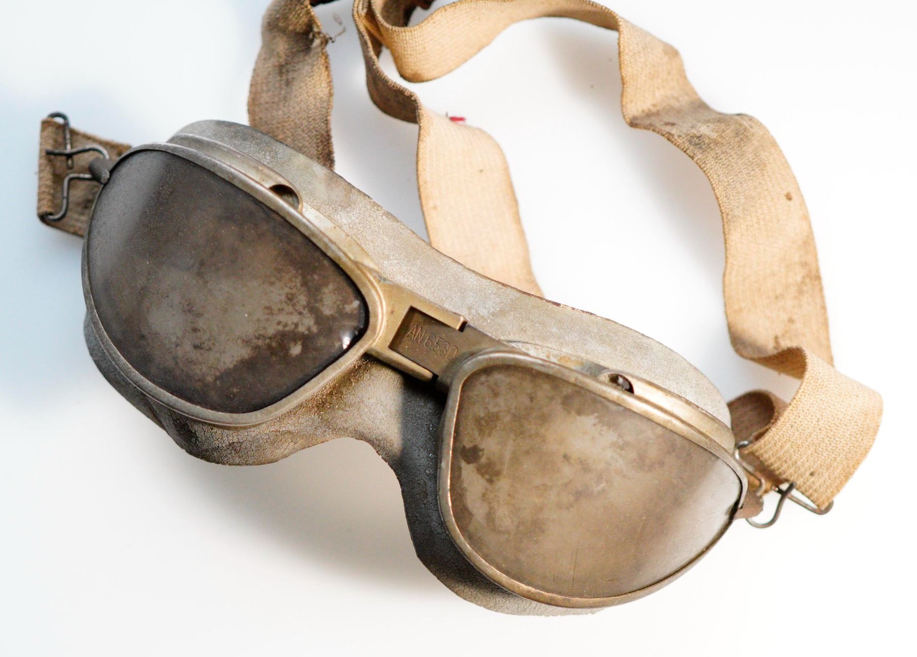 Militaria Equipment; WW2 Flying Goggles Type AN-6530. Heavily used.