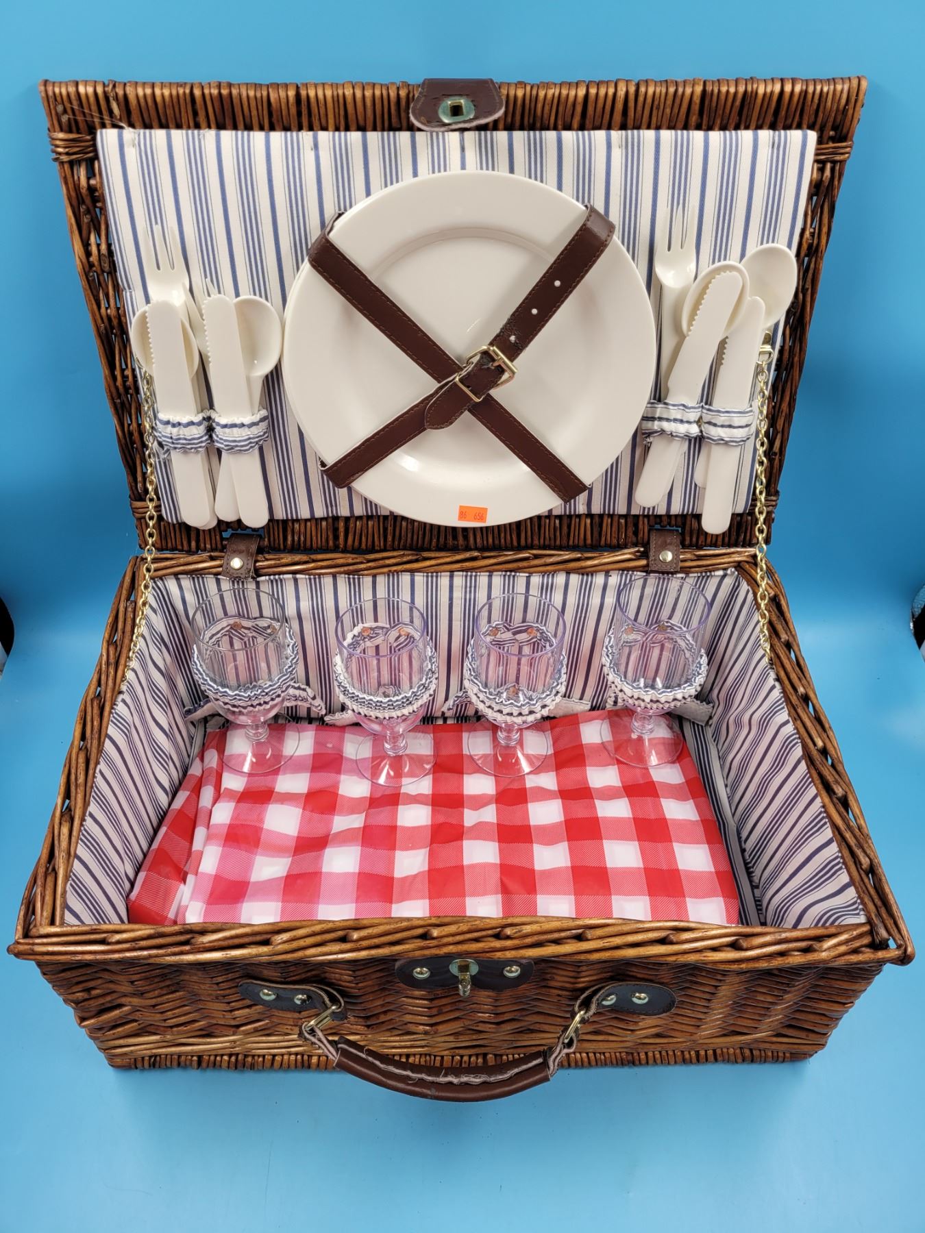 VTG Picnic Kit Including Basket, Plates, Cutlery & Glasses