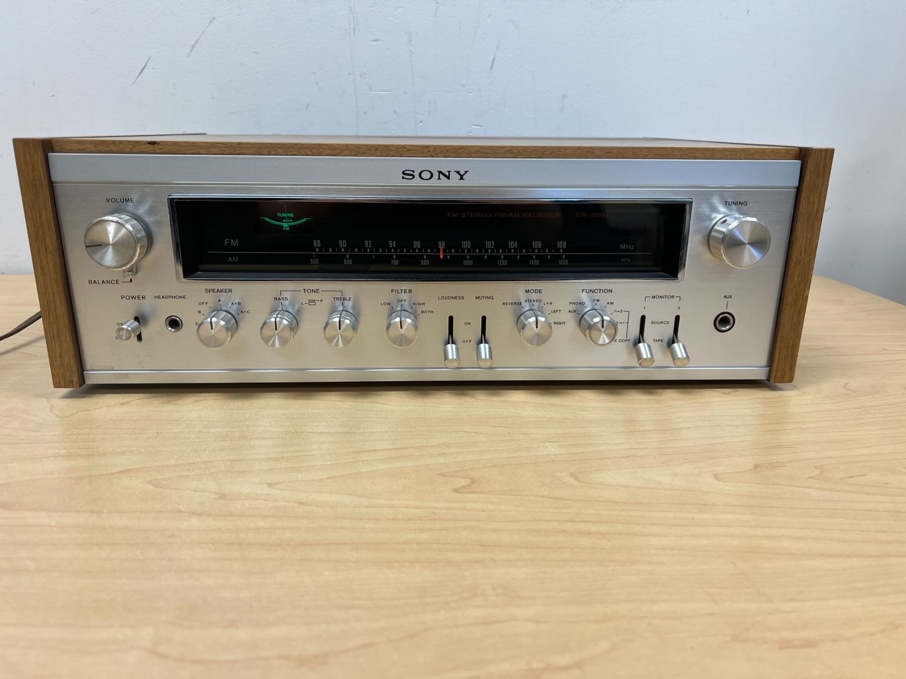 Sony FM/AM Stereo Receiver STR-7055A - see all photos, not tested