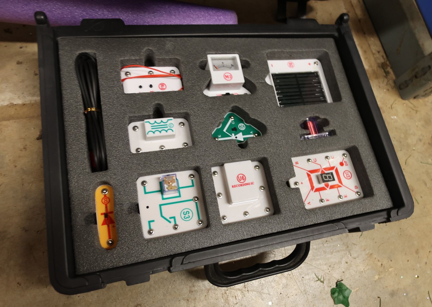 Elenco Basic Electricity & Electronics Educational Program SC-750R Snap Circuit Training