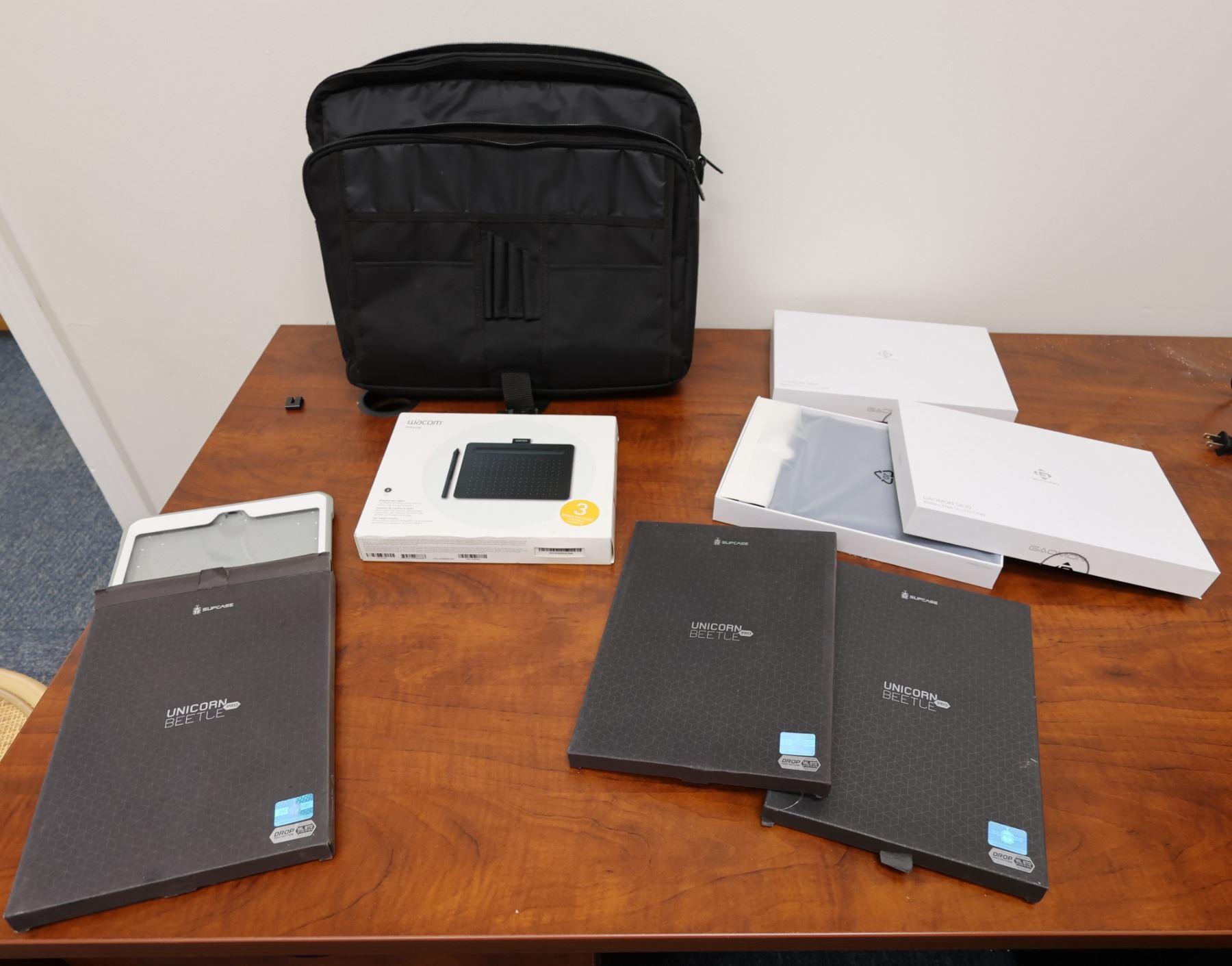 Multiple Gaomon S620 & Wacom Intuos Tablets, Supcase Unicorn Beetle ...