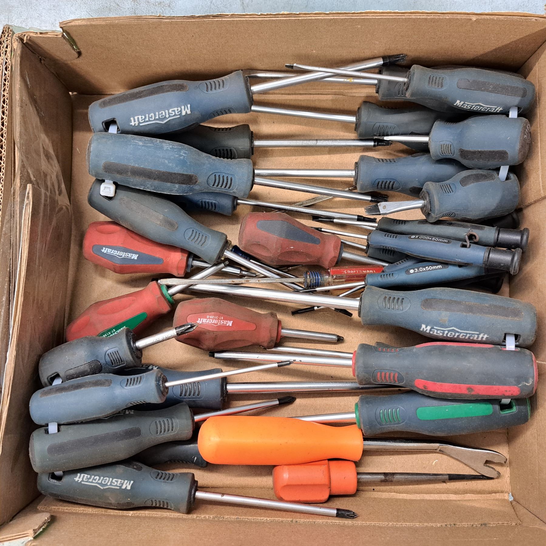 box of screw drivers - Schmalz Auctions