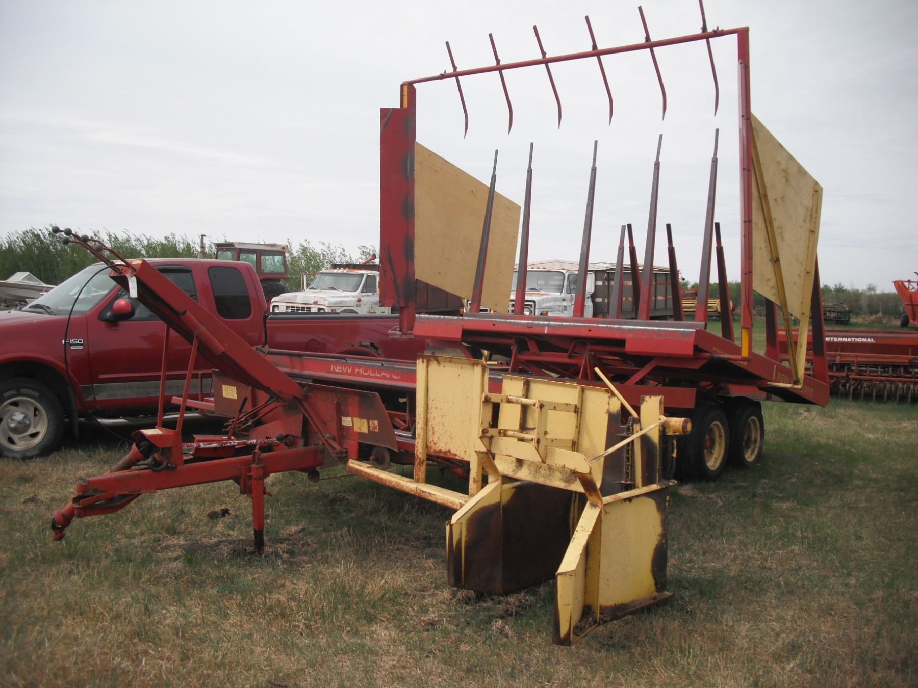 New Holland Stackliner 1033 bale hauler - 104 bale capacity SER: 9499