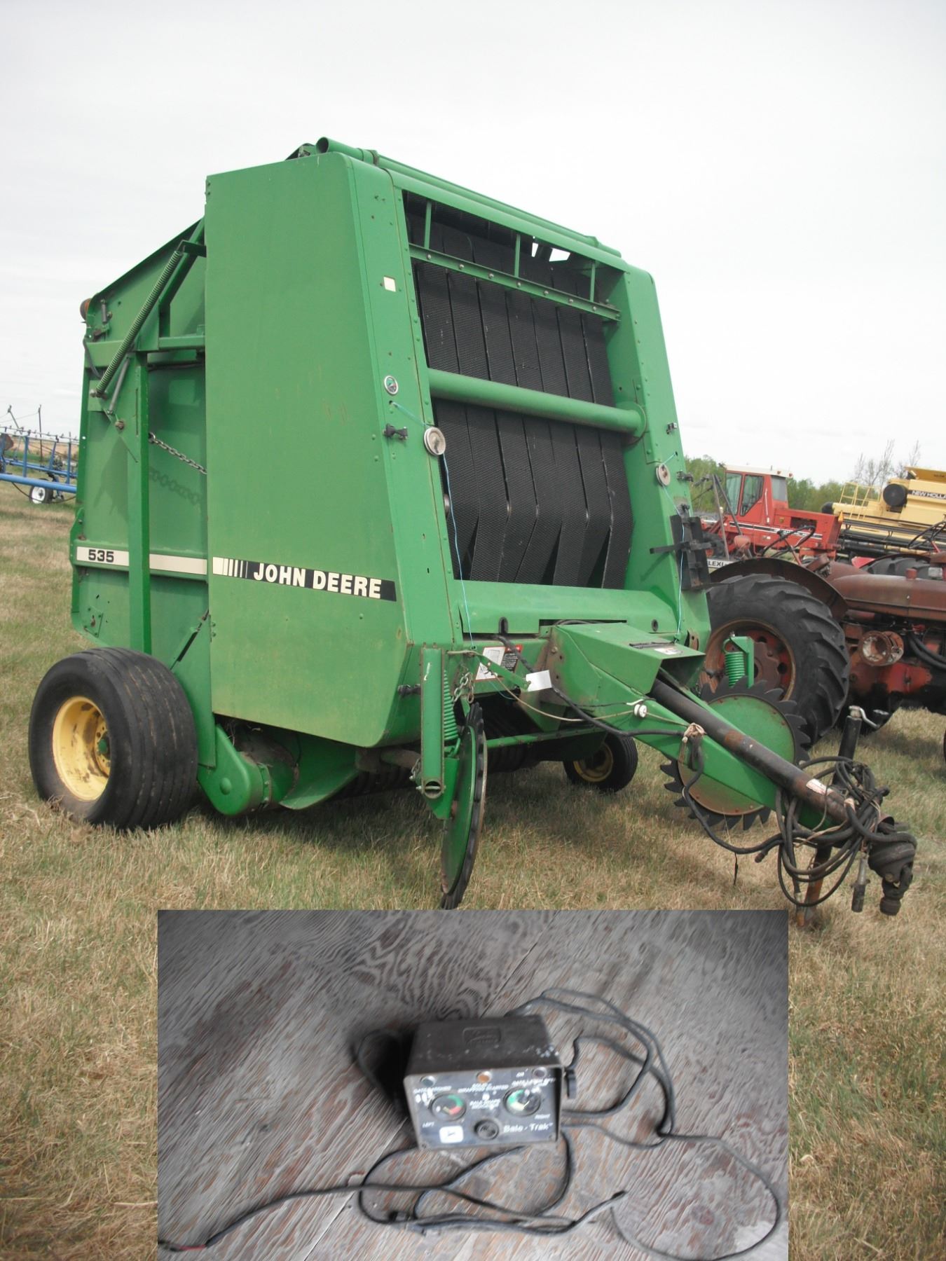 John Deere 535 round baler SER: E00535X990228, comes with bale track ...