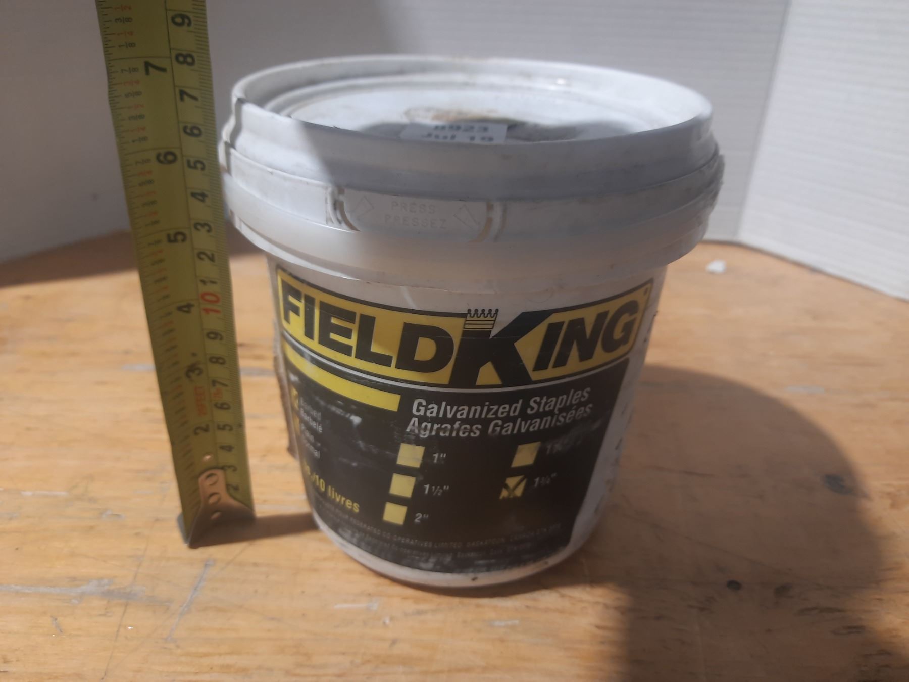 Field King - Galvanized Staples Container - Barbed - 1 3/4" (Sealed ...