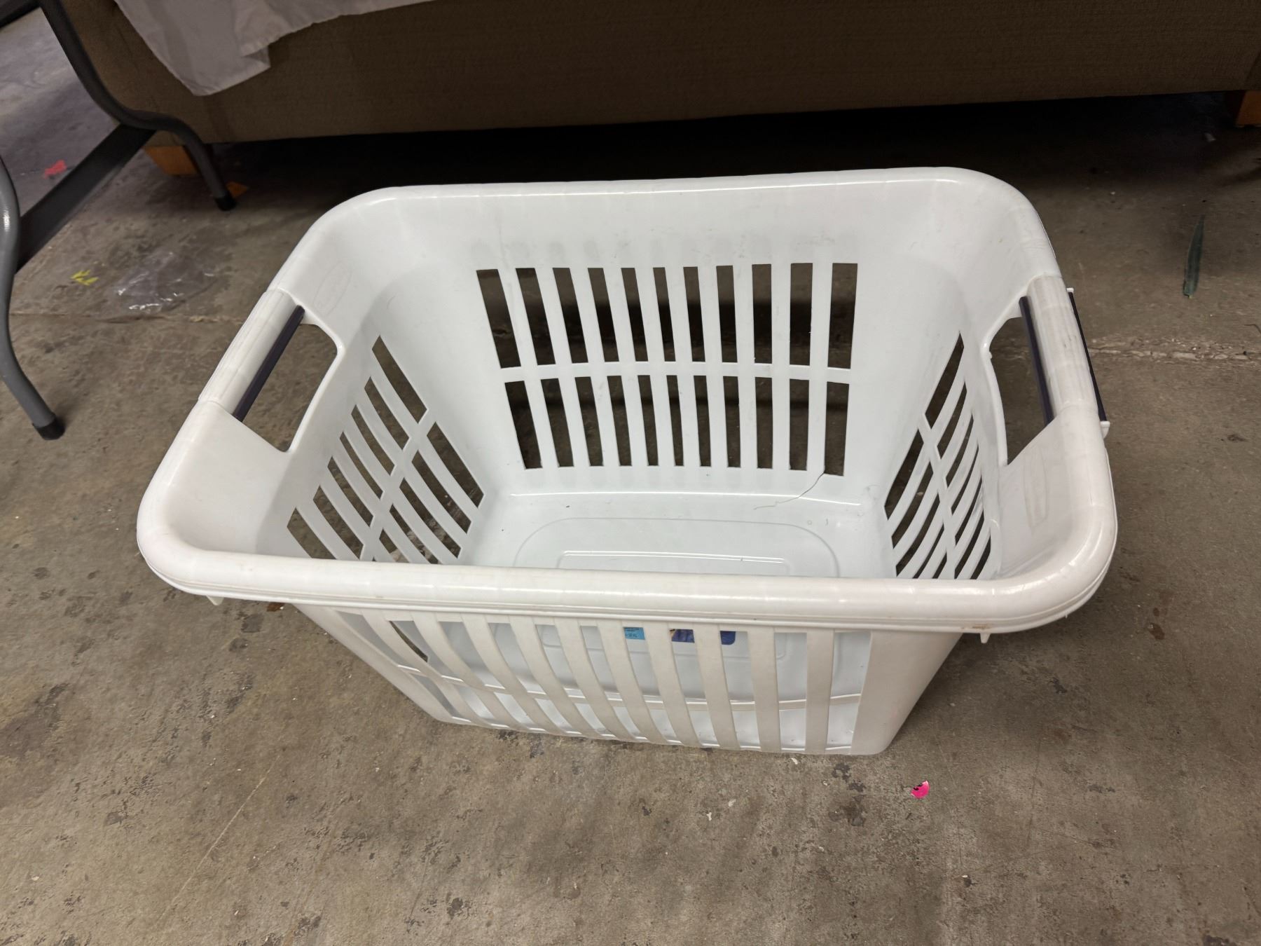 Rubbermaid laundry basket