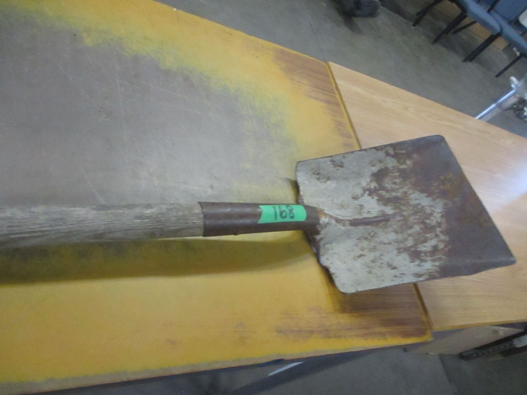 ESTATE: SHORT HANDLE SQUARE SHOVEL