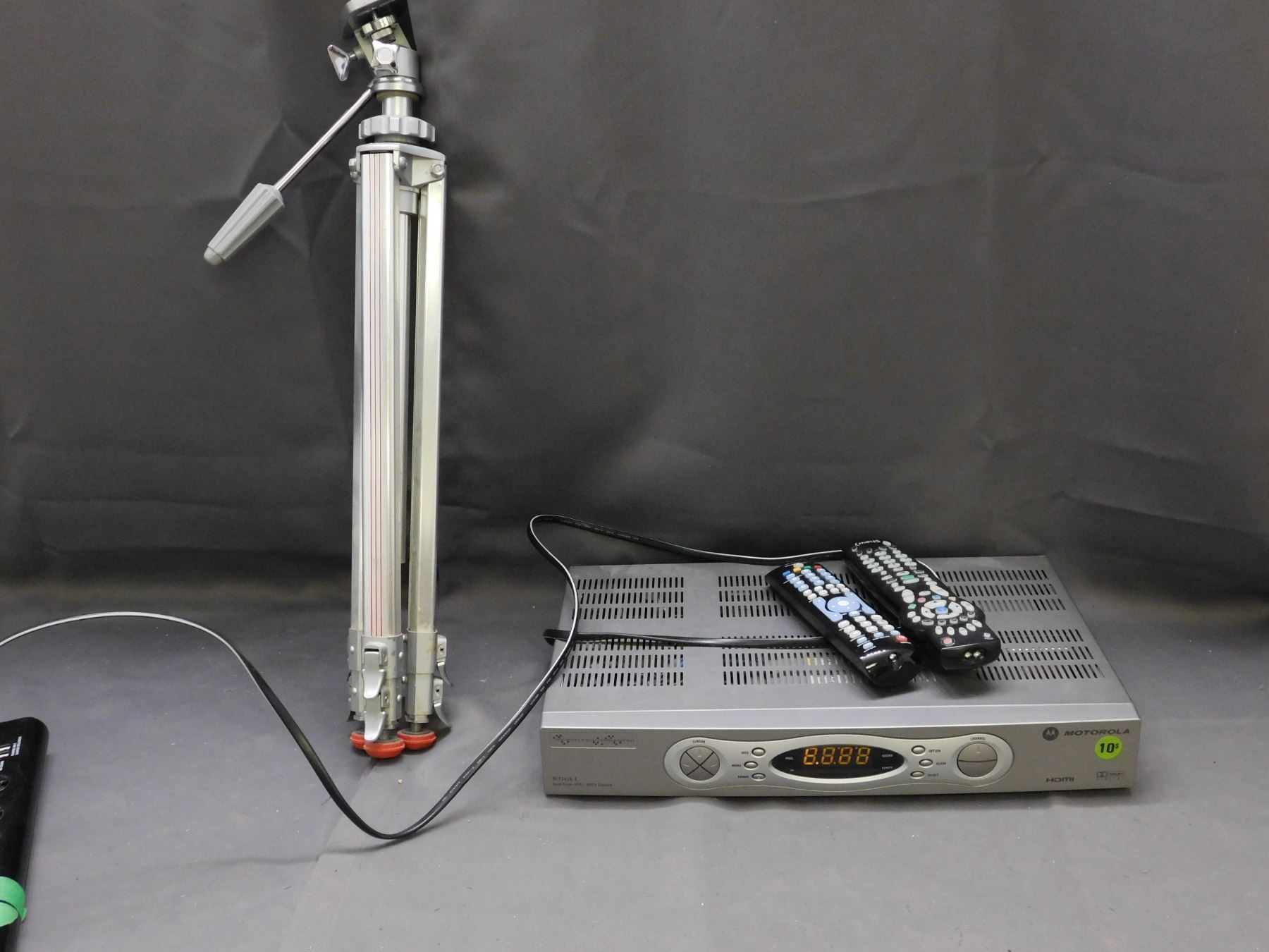 Motorola Dual Turner DVR DCT3416 with Extra Remotes, Camera Tripod