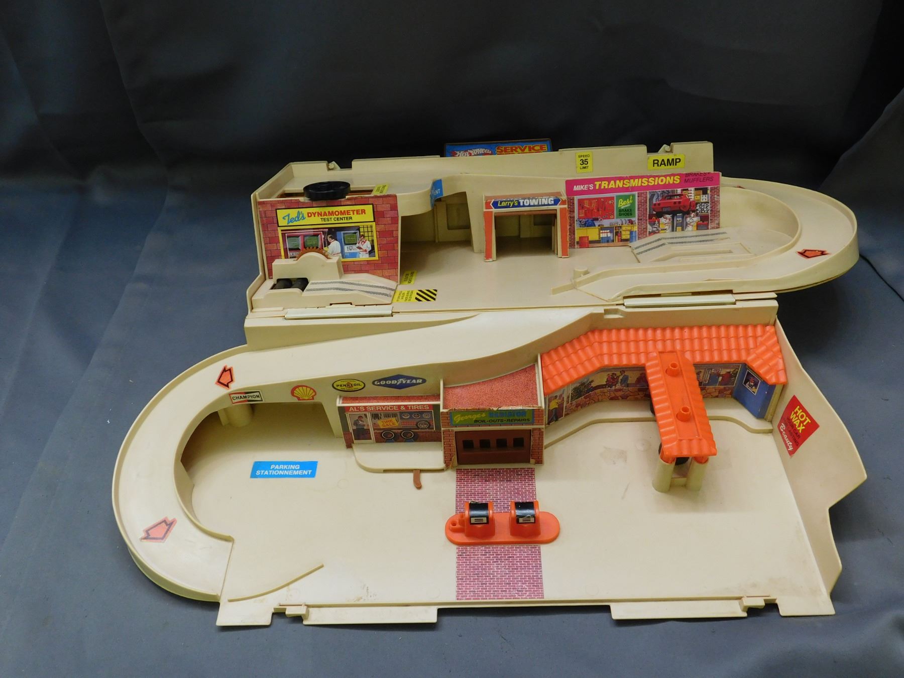 Hot Wheels Service Center Racetrack Playset