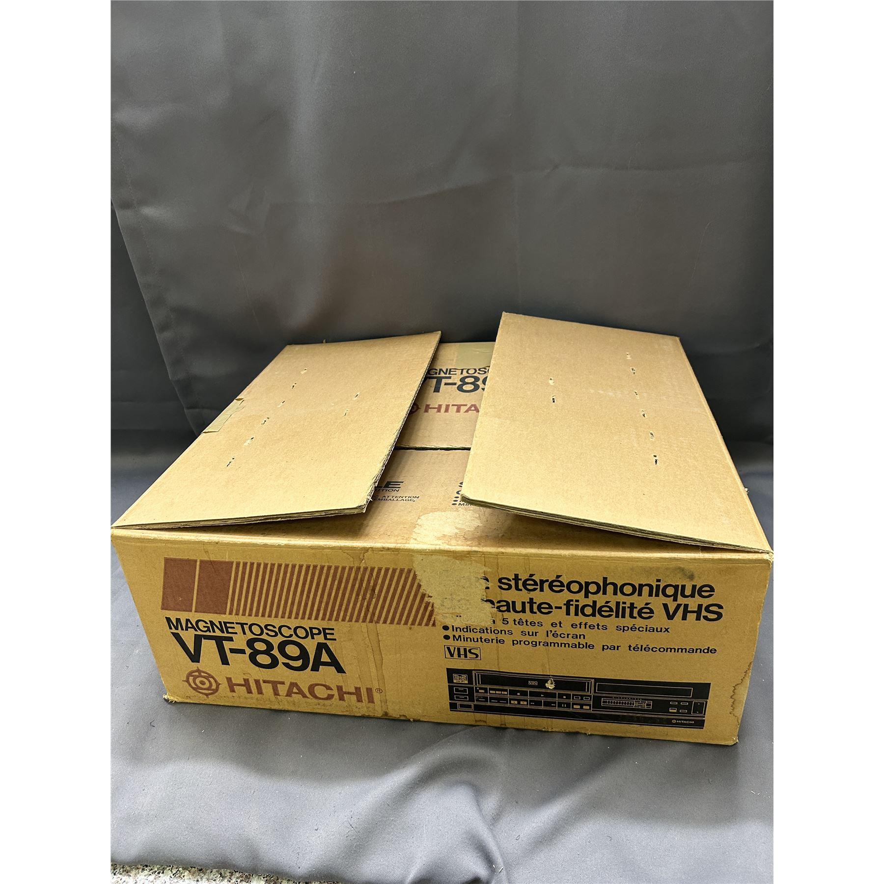 Magnetoscope VT-89A HItachi VHS VCR Tape Player w Box