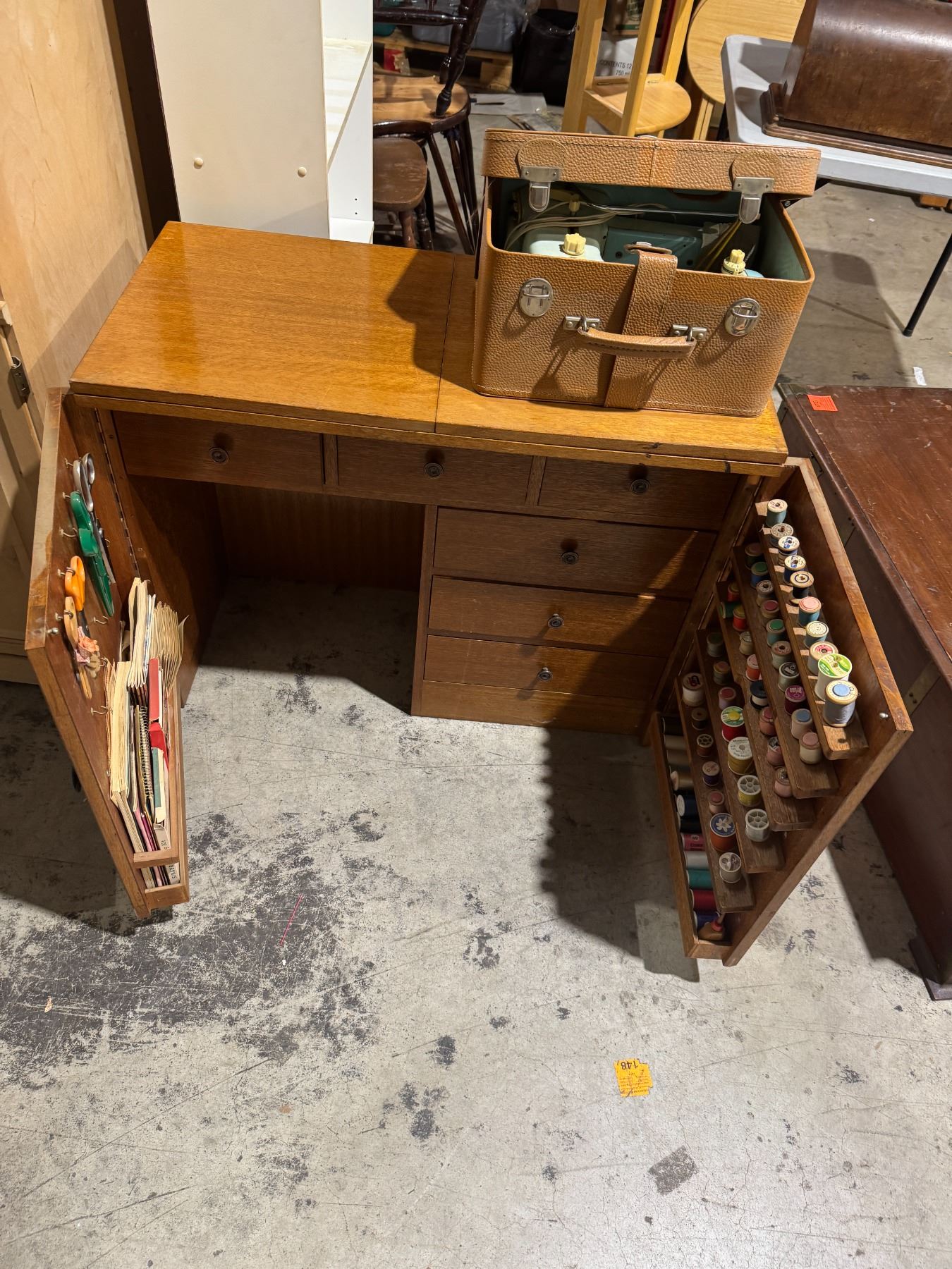 Lada sewing machine and sewing cabinet